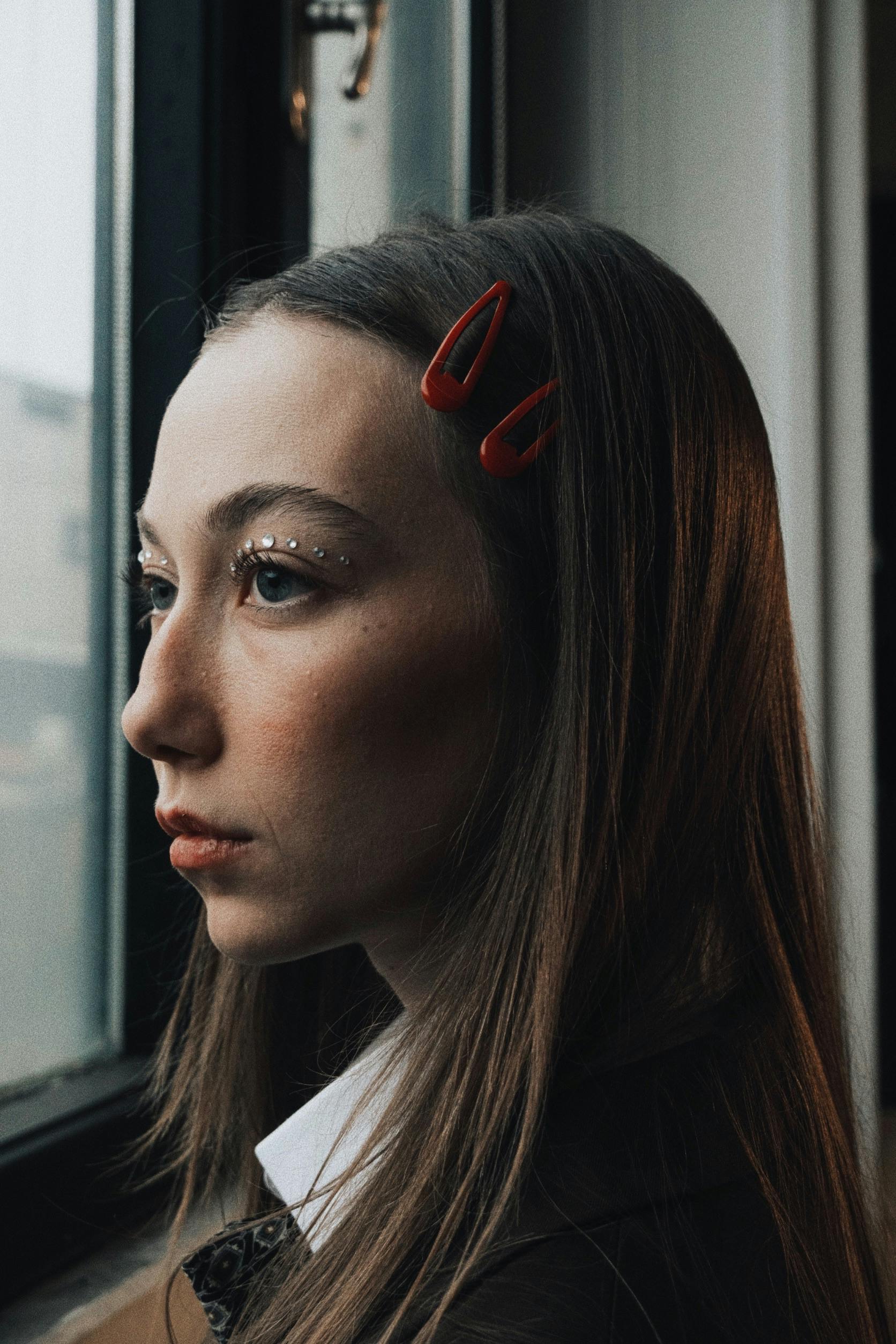 A woman with long hair and red hair clips · Free Stock Photo