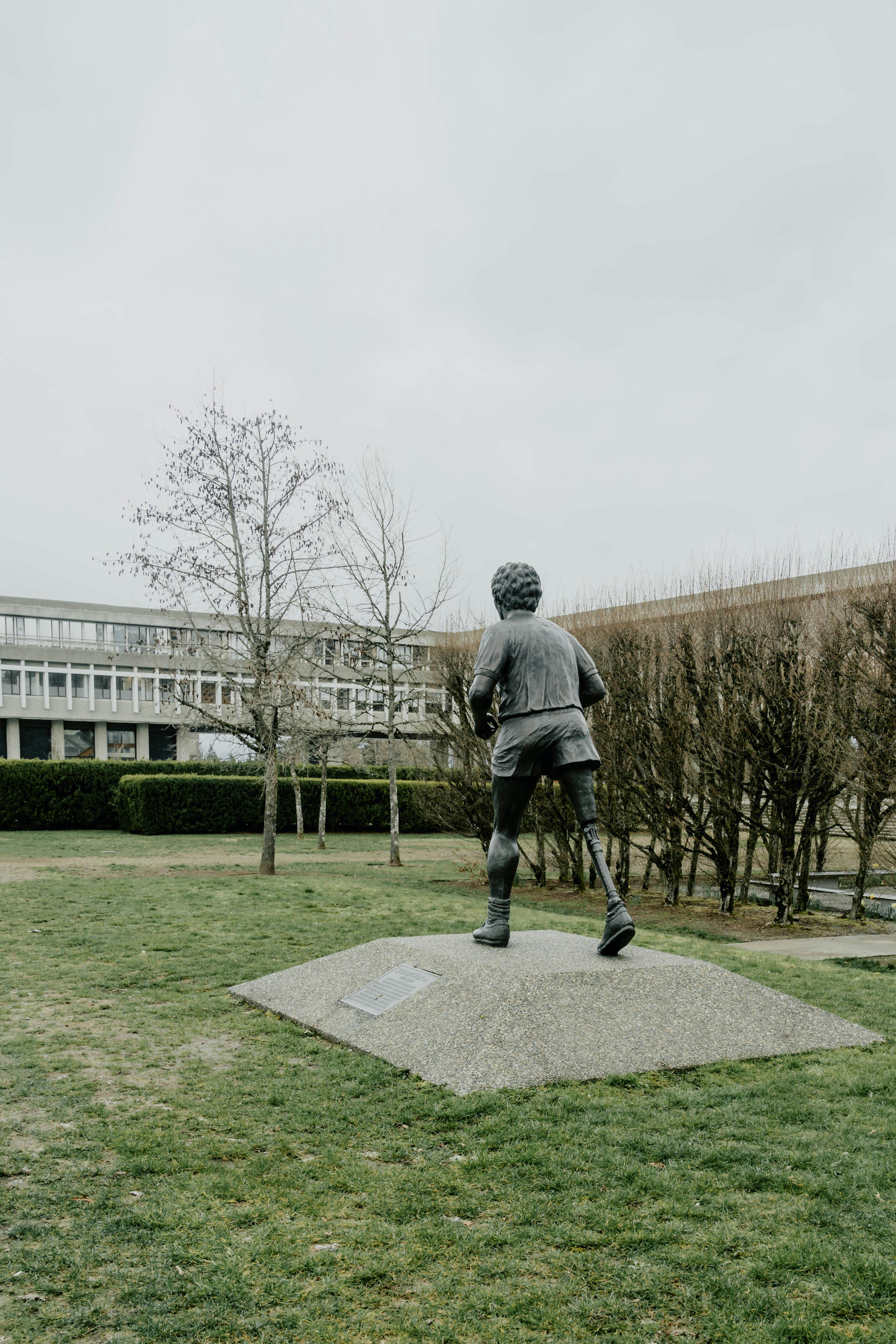 Statue of Terry Fox at Simon Fraser University Campus in Burnaby ...