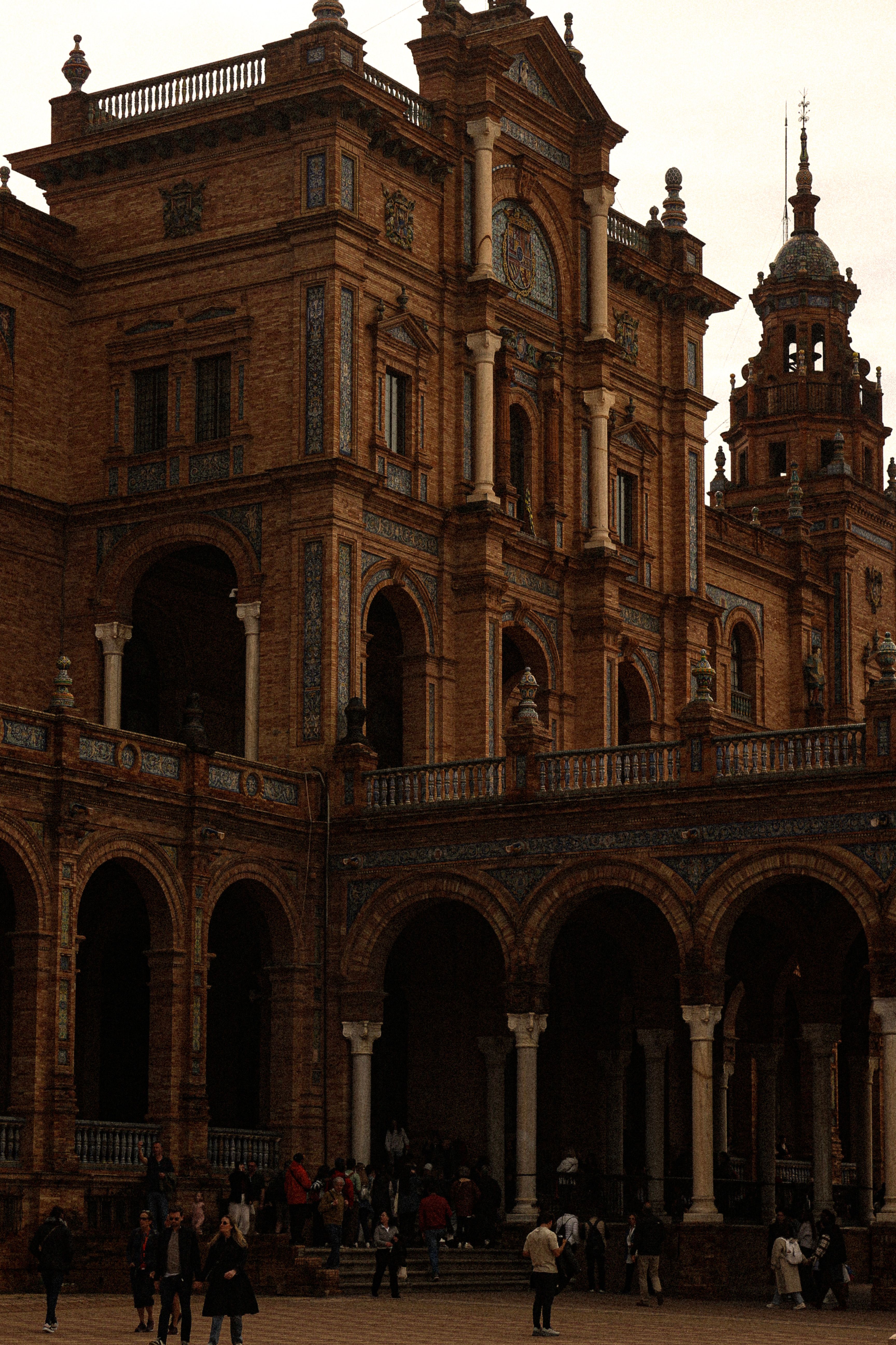 A large building with many people walking around it · Free Stock Photo
