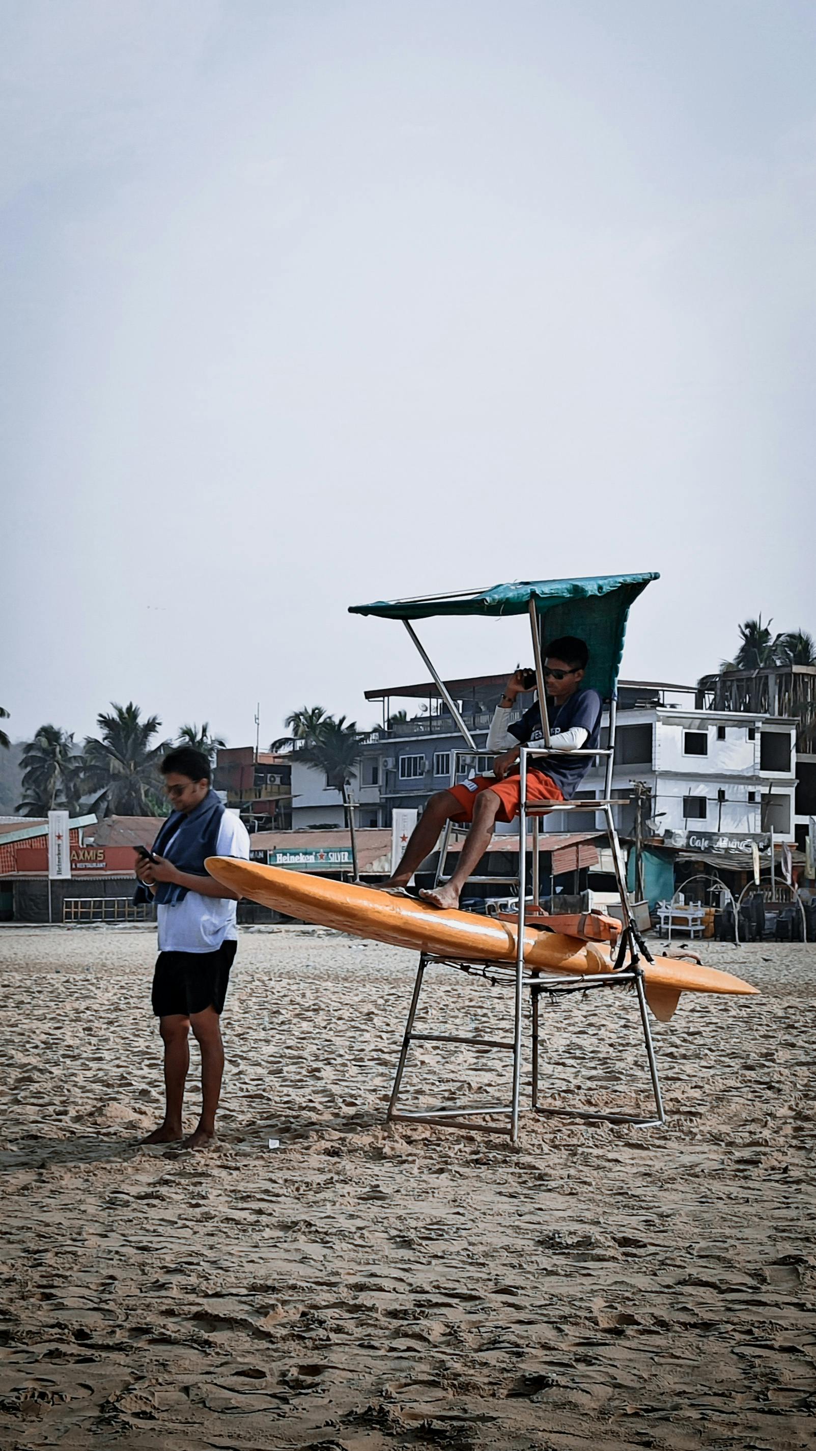 People Near Beach With Lifeguard Gazebo · Free Stock Photo