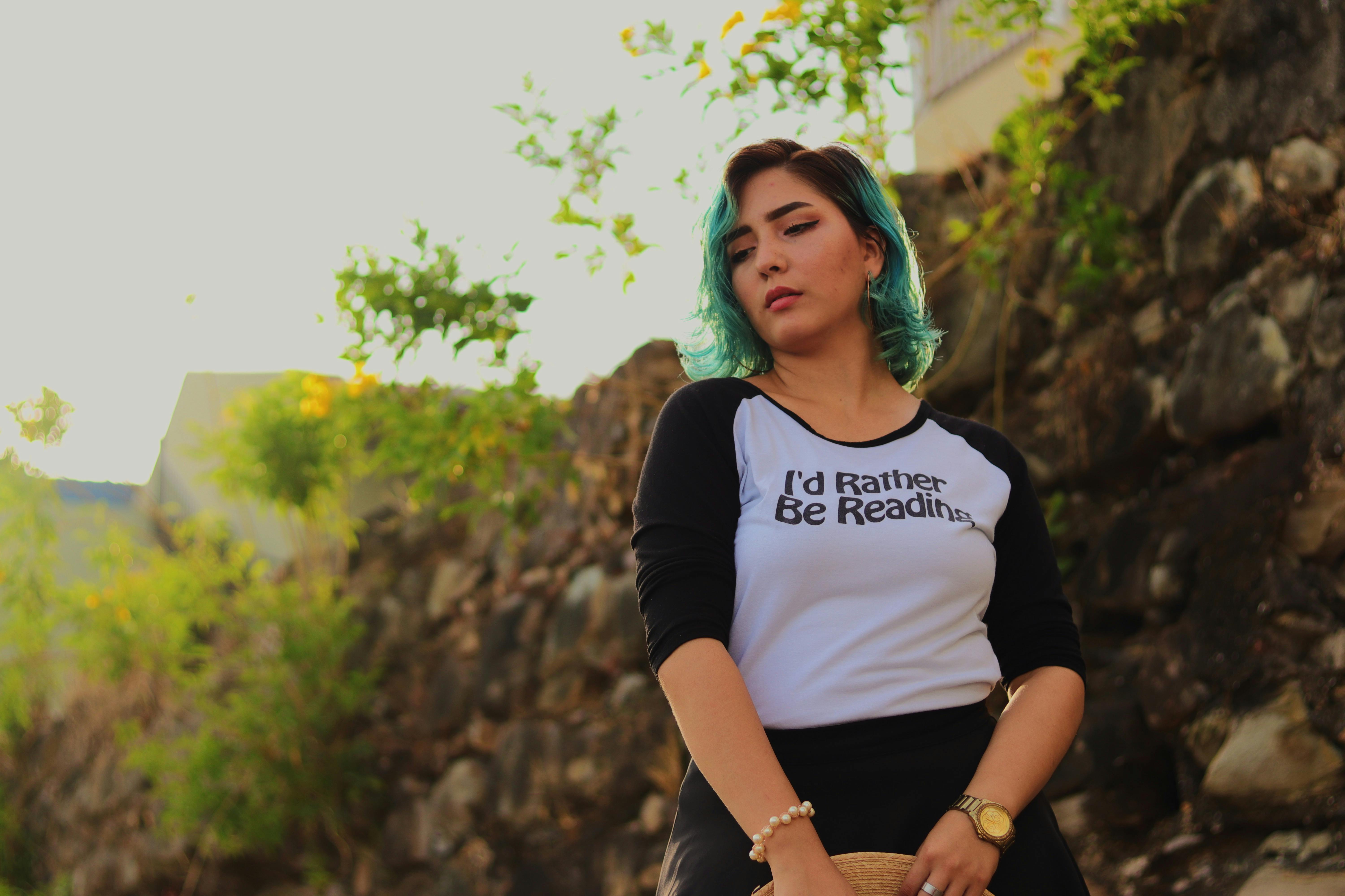 Açık Havada Duran Kadın · Ücretsiz Stok Fotoğraf