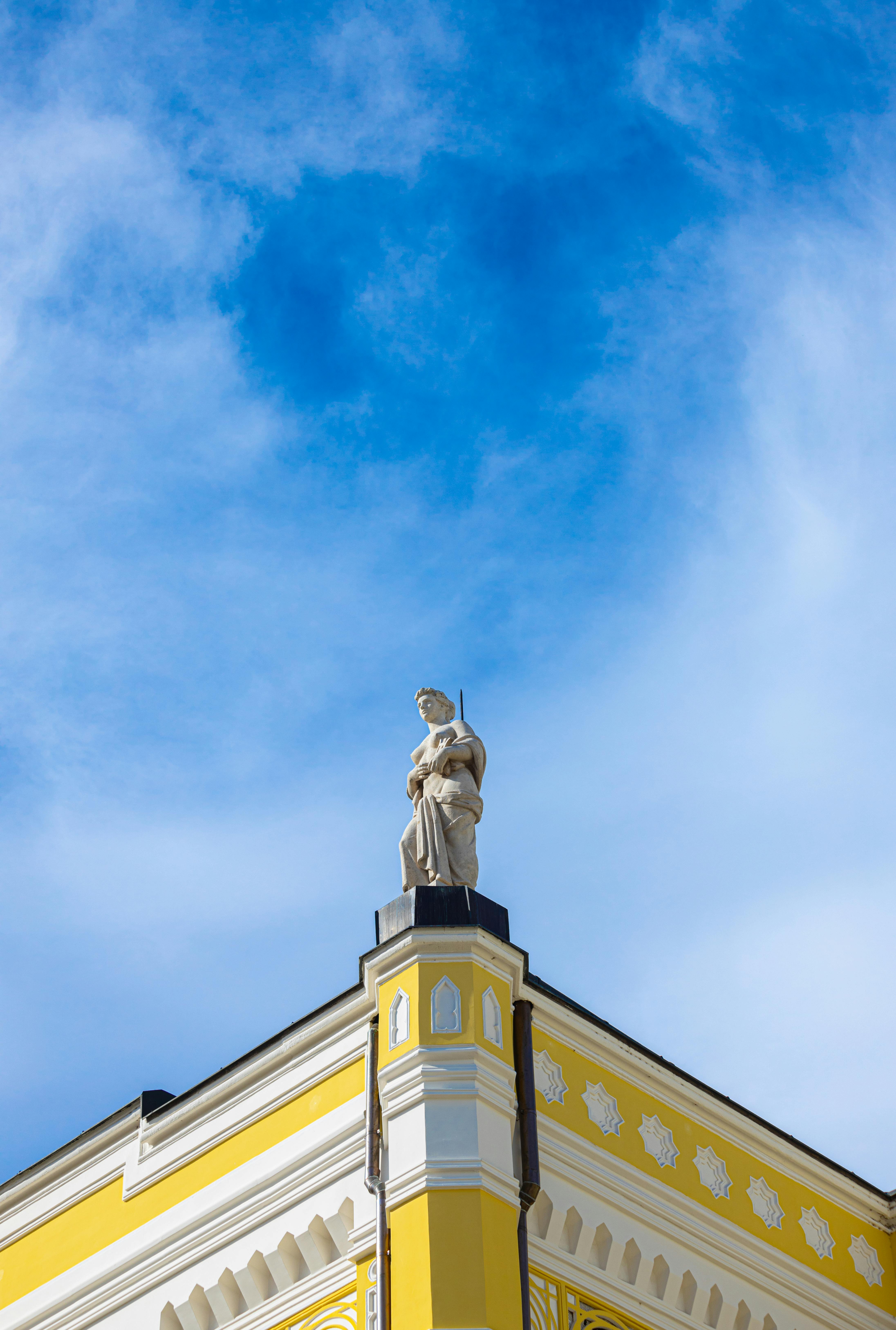 Statue on Building Rooftop · Free Stock Photo