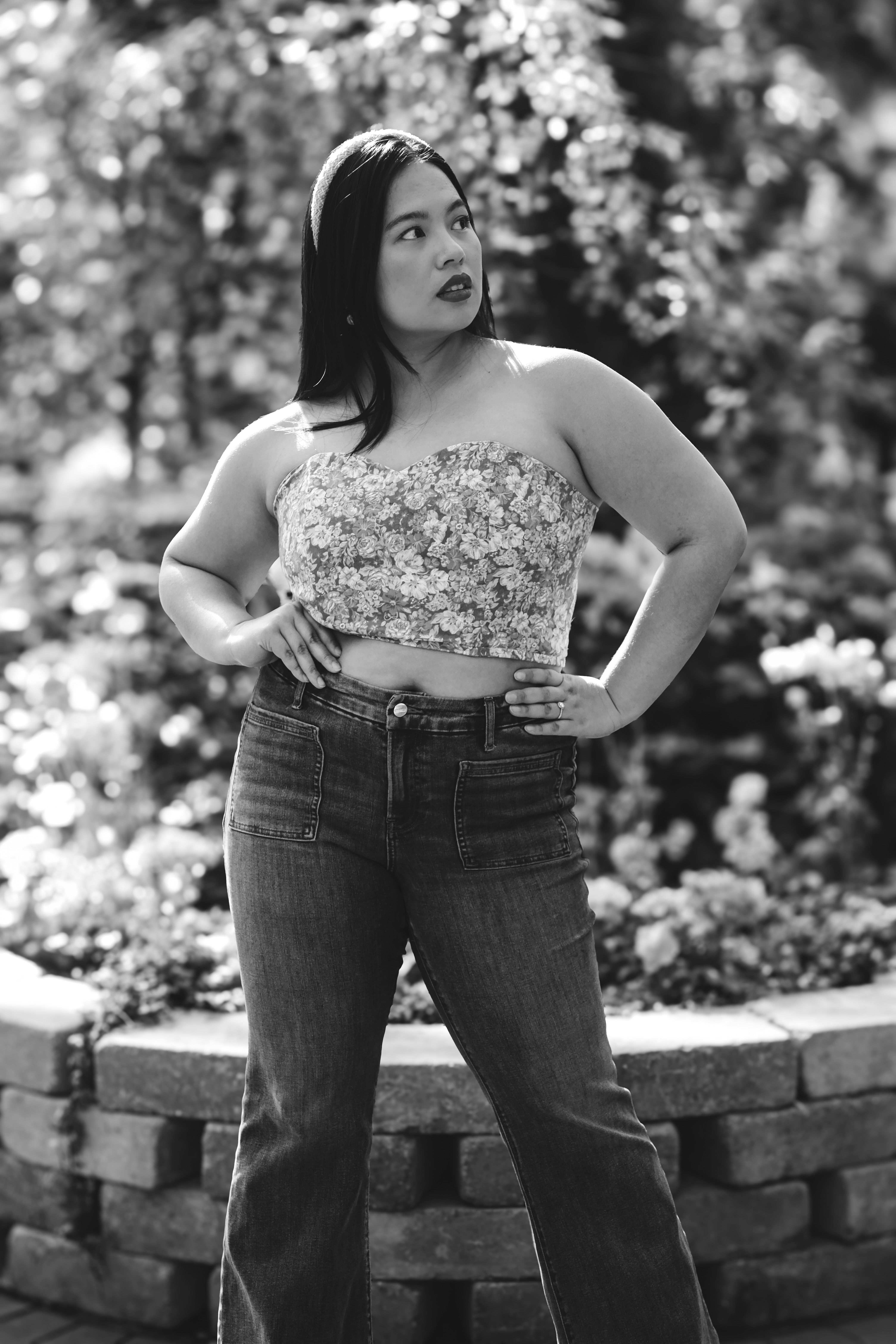 Woman staring off to the right · Free Stock Photo
