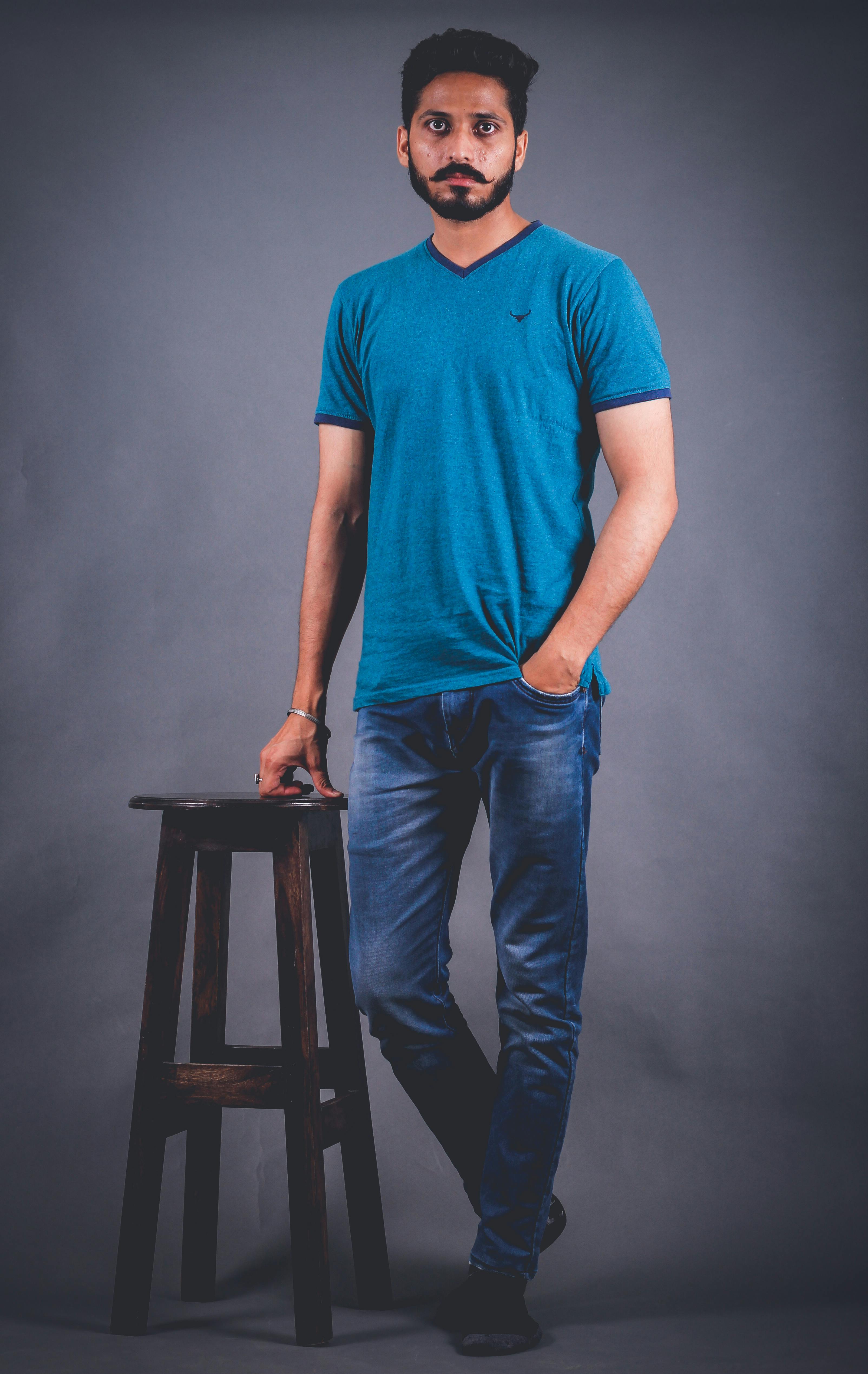 Foto De Hombre De Pie Junto A Un Taburete De Madera · Fotos de stock ...