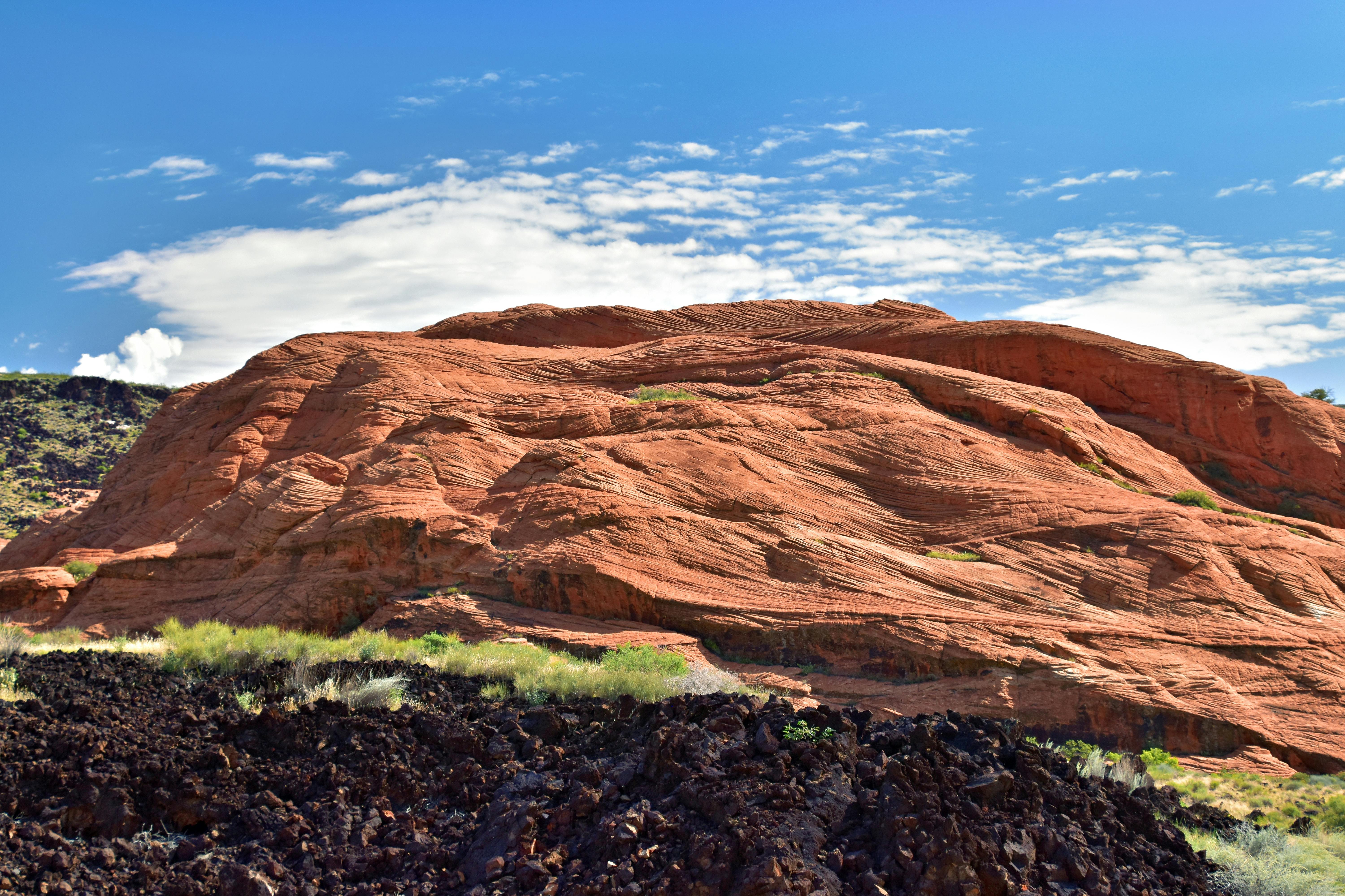 A large red rock formation · Free Stock Photo