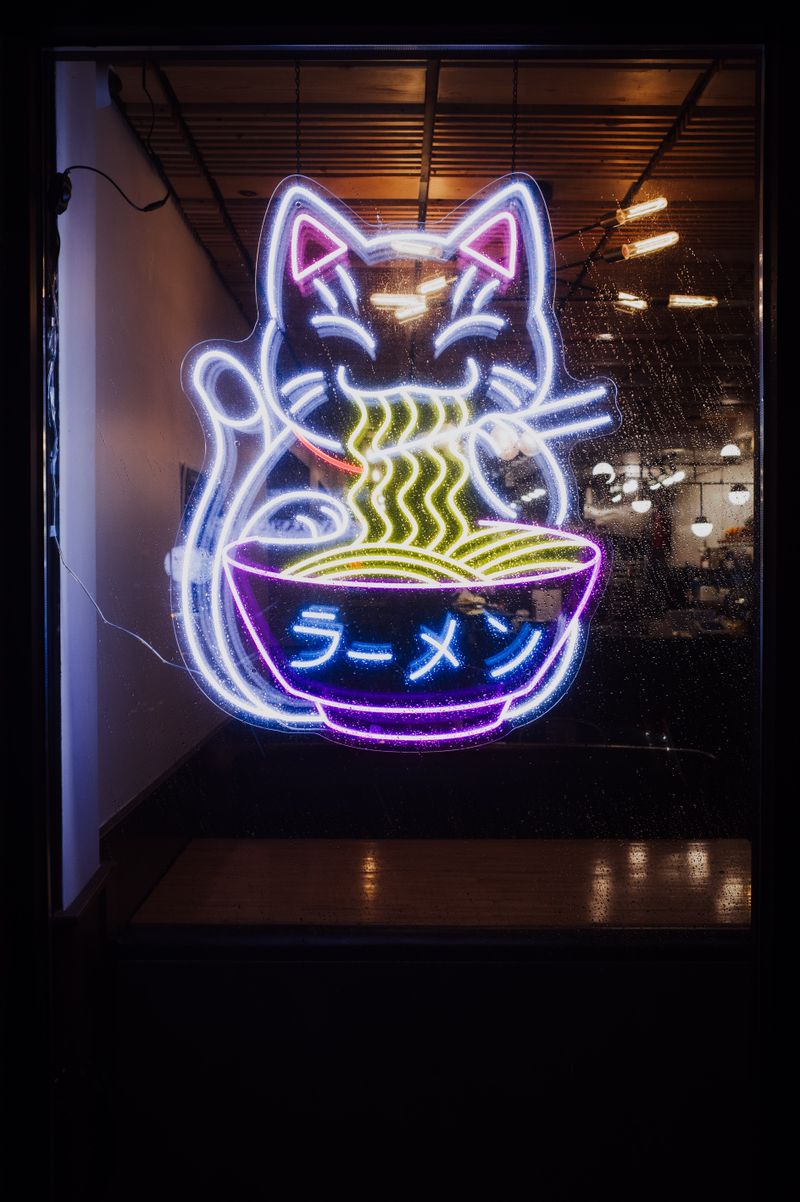 Cat Eating Chips Through Windows 7 Photos, Download The BEST Free Cat ...