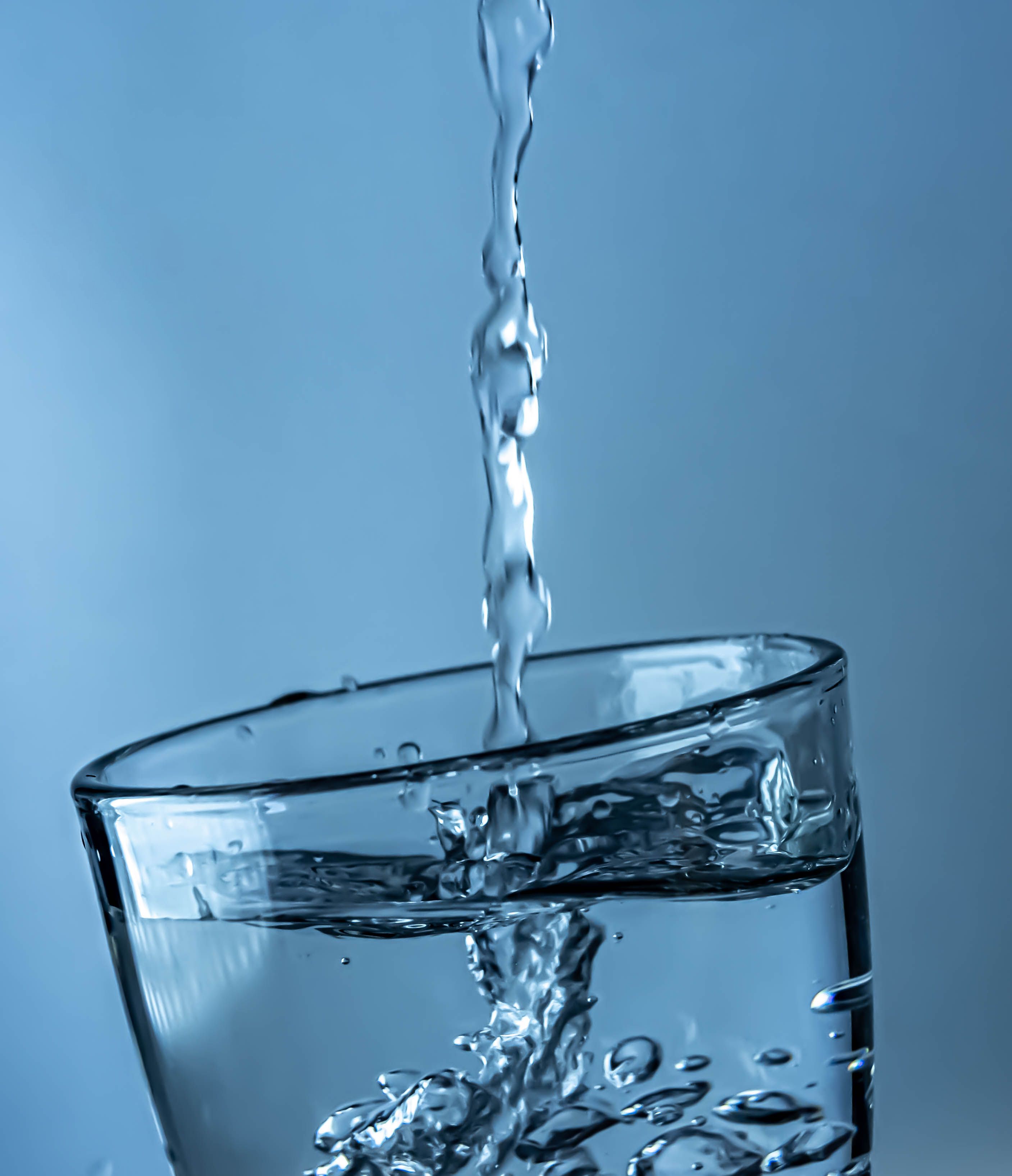 Verser De L'eau Dans Un Verre · Photo gratuite