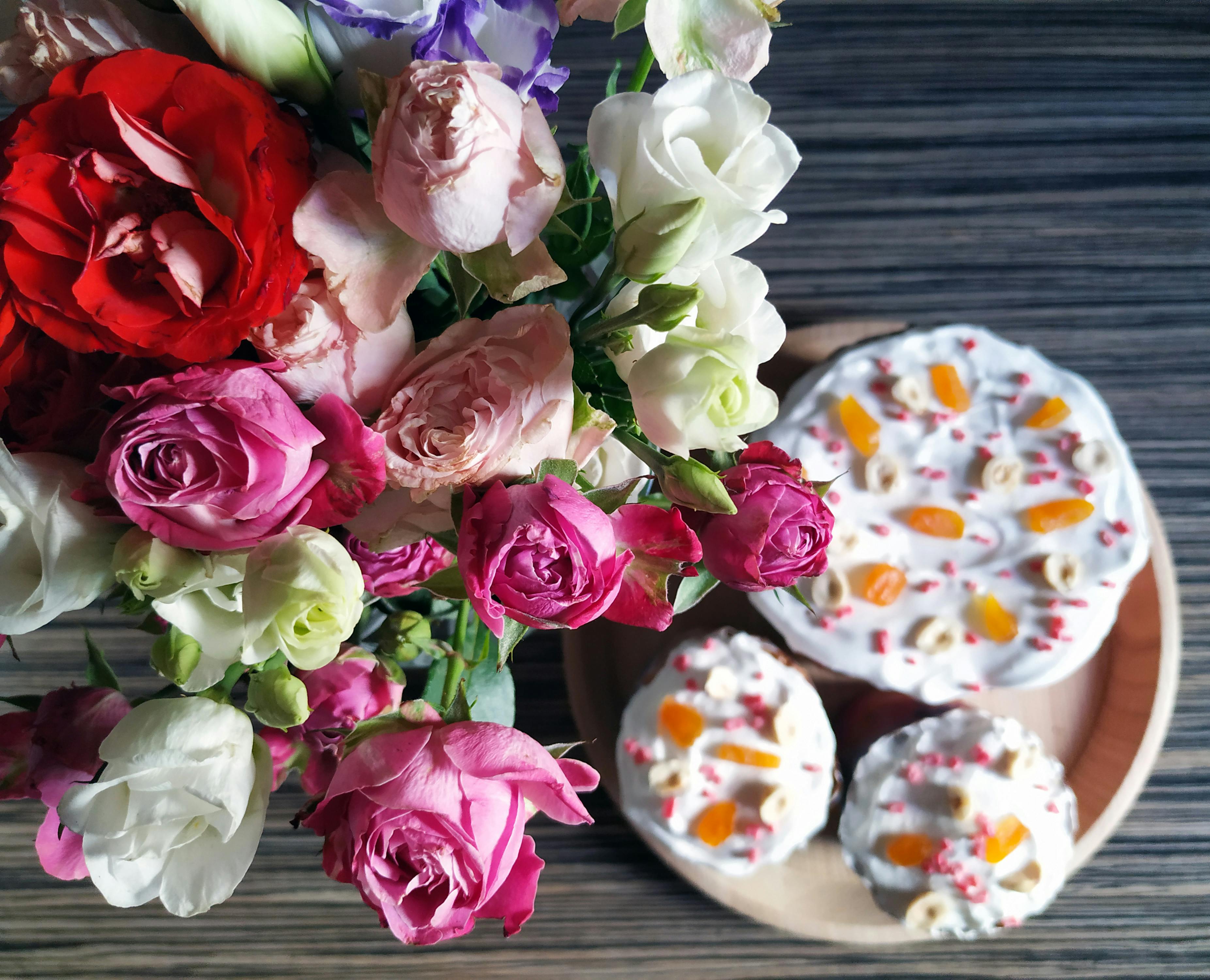 Ücretsiz Beyaz güller, güzel çiçekler, Kırmızı güller stok fotoğrafı