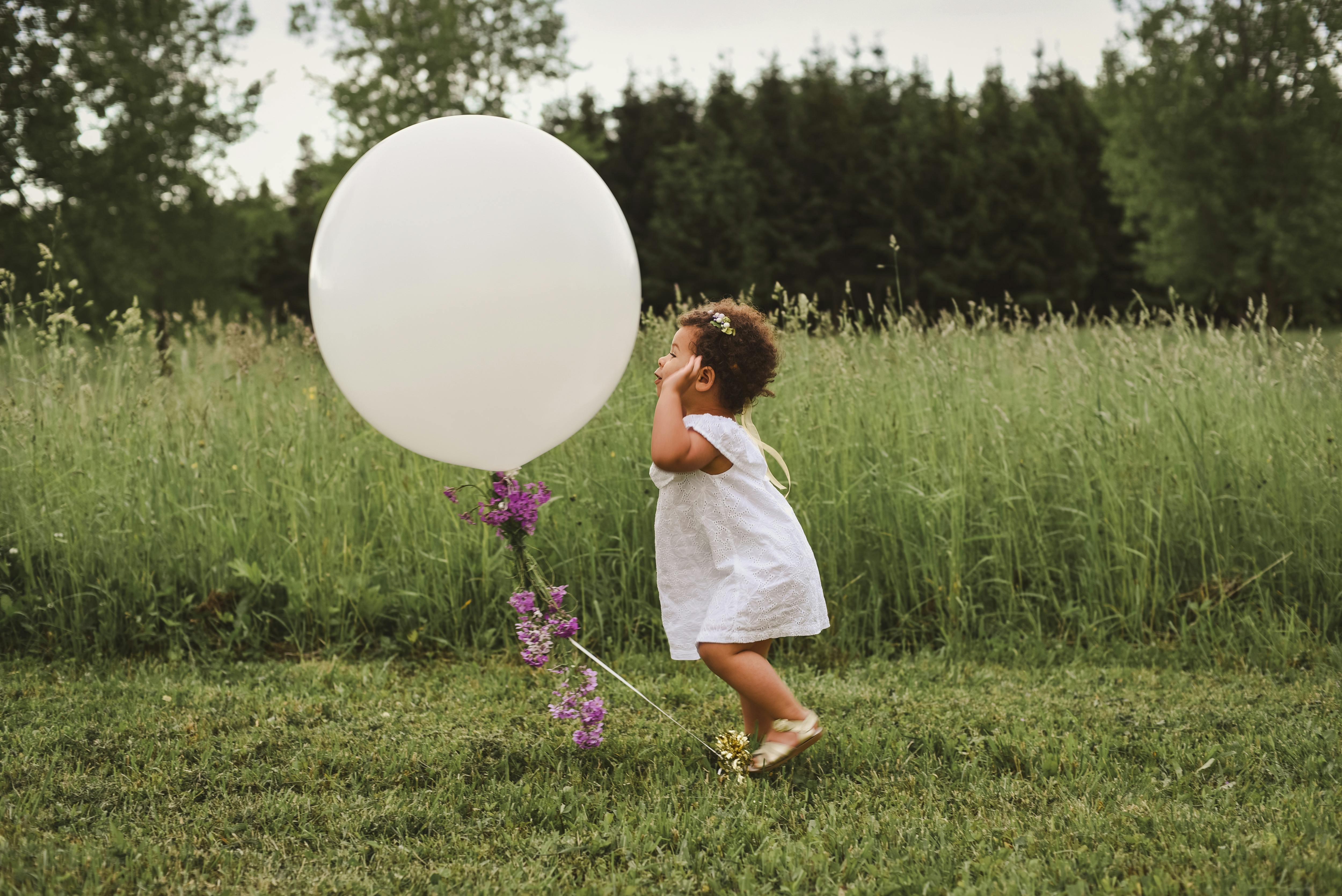 Fille Jouant Avec Ballon · Photo gratuite