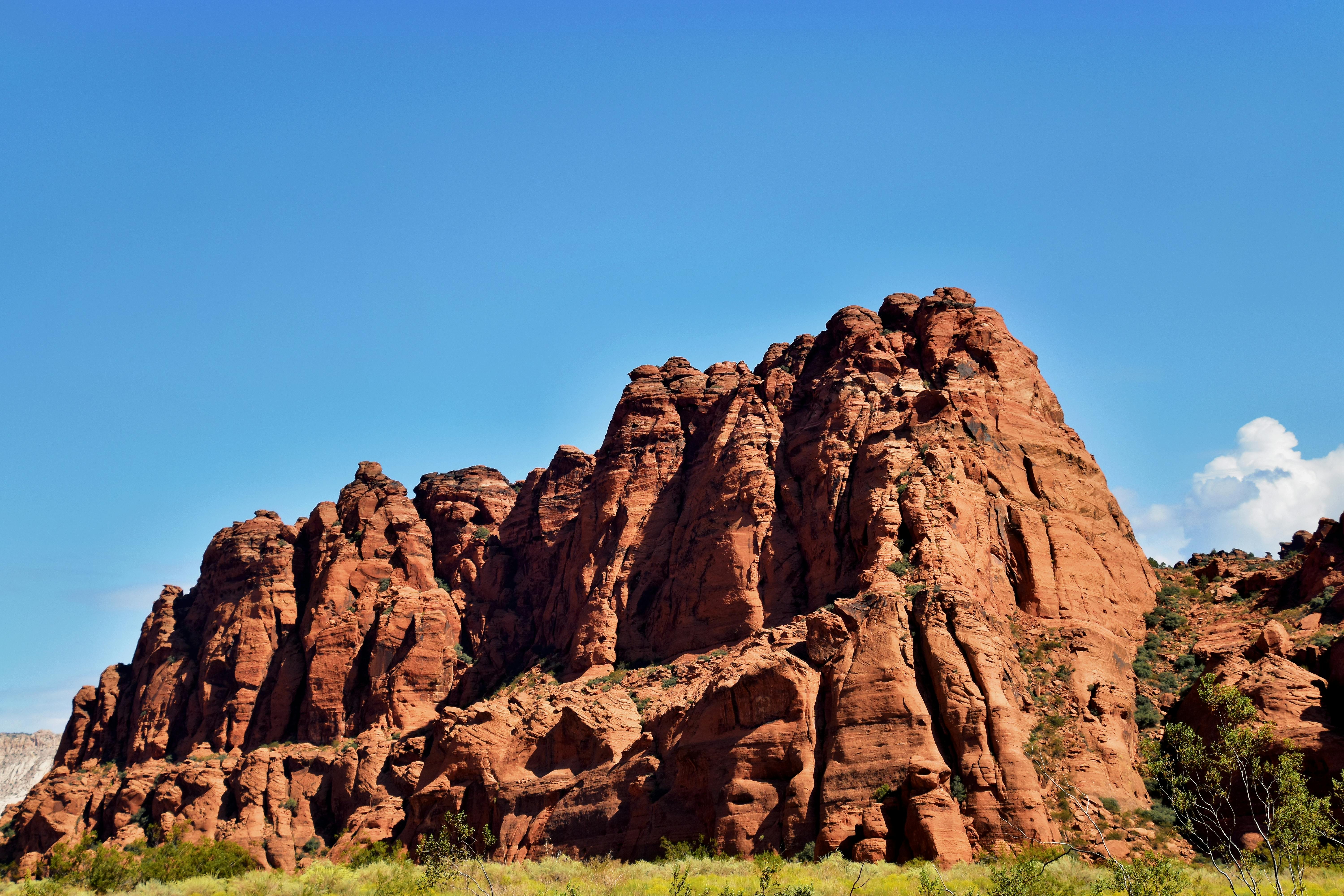 A large rock formation in the desert · Free Stock Photo