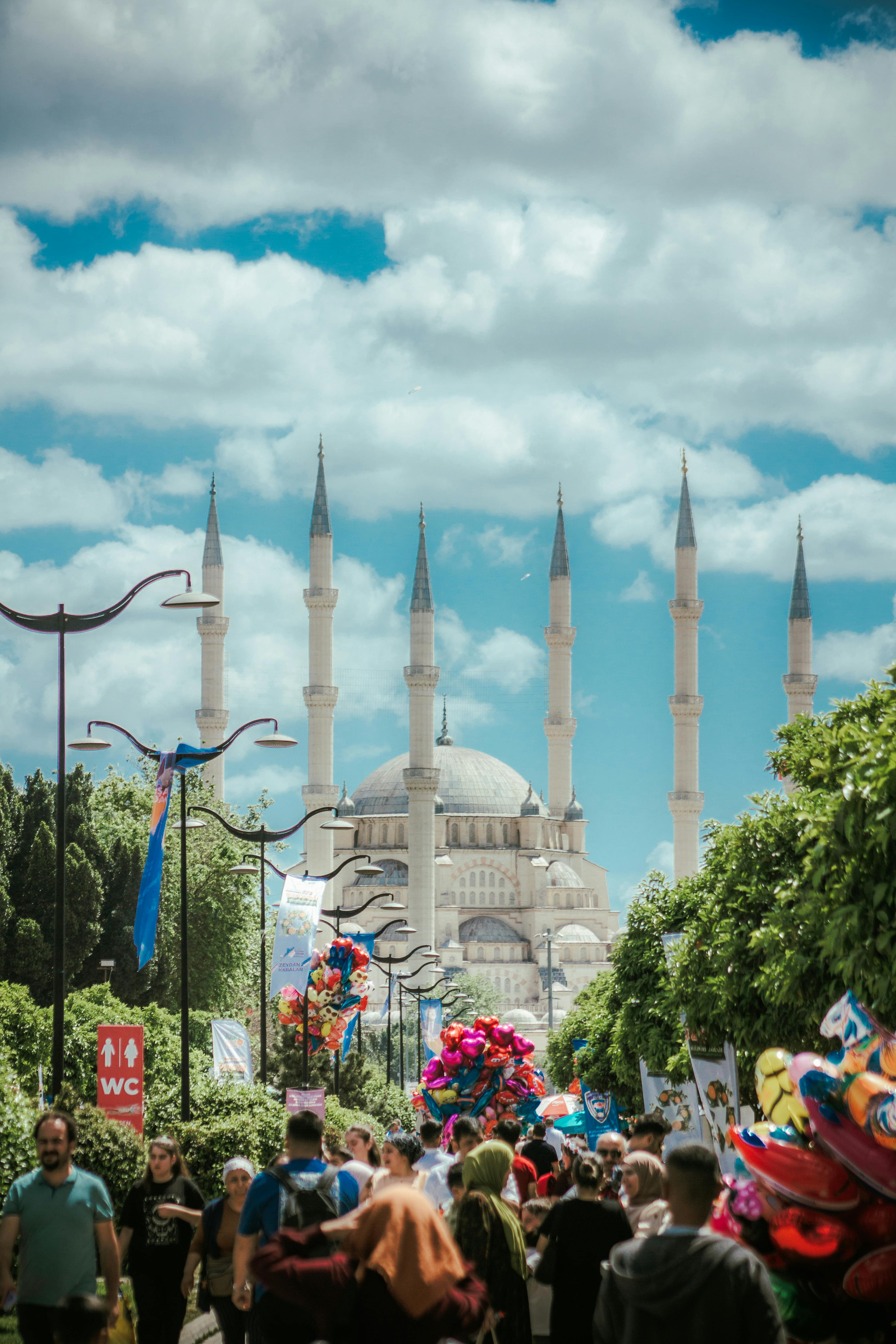 Blue Mosque over People in Istanbul · Free Stock Photo