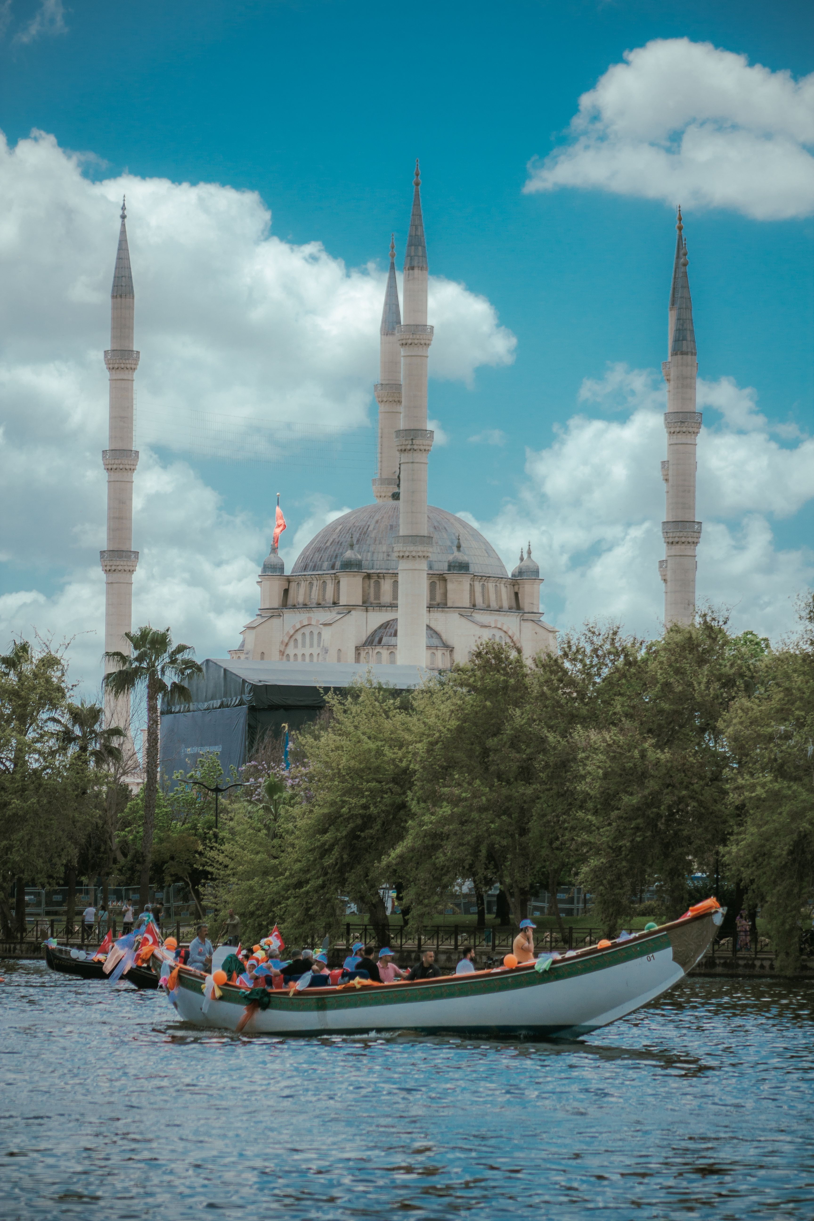 Boat on Lake near Mosque · Free Stock Photo