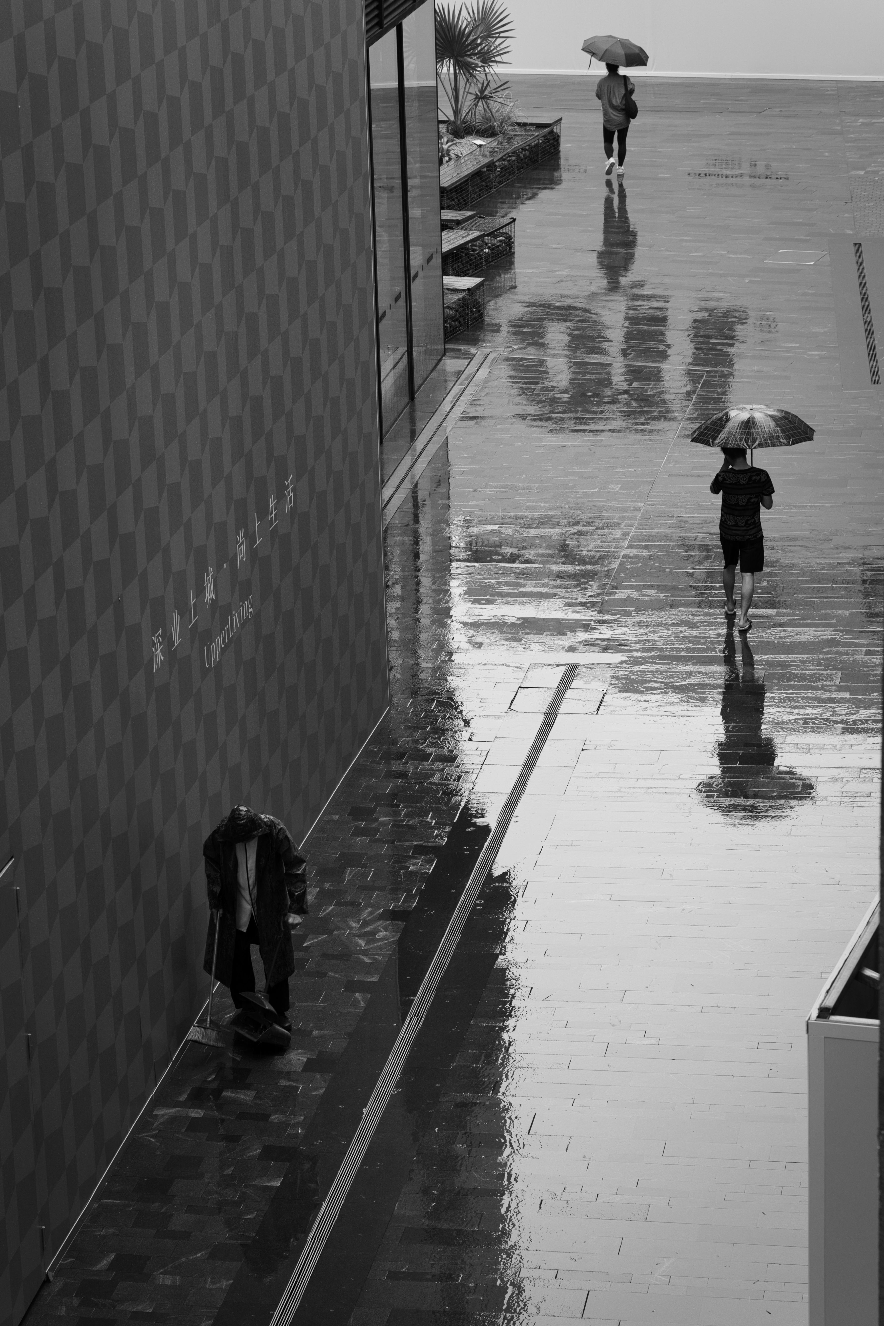 A black and white photo of people walking in the rain · Free Stock Photo