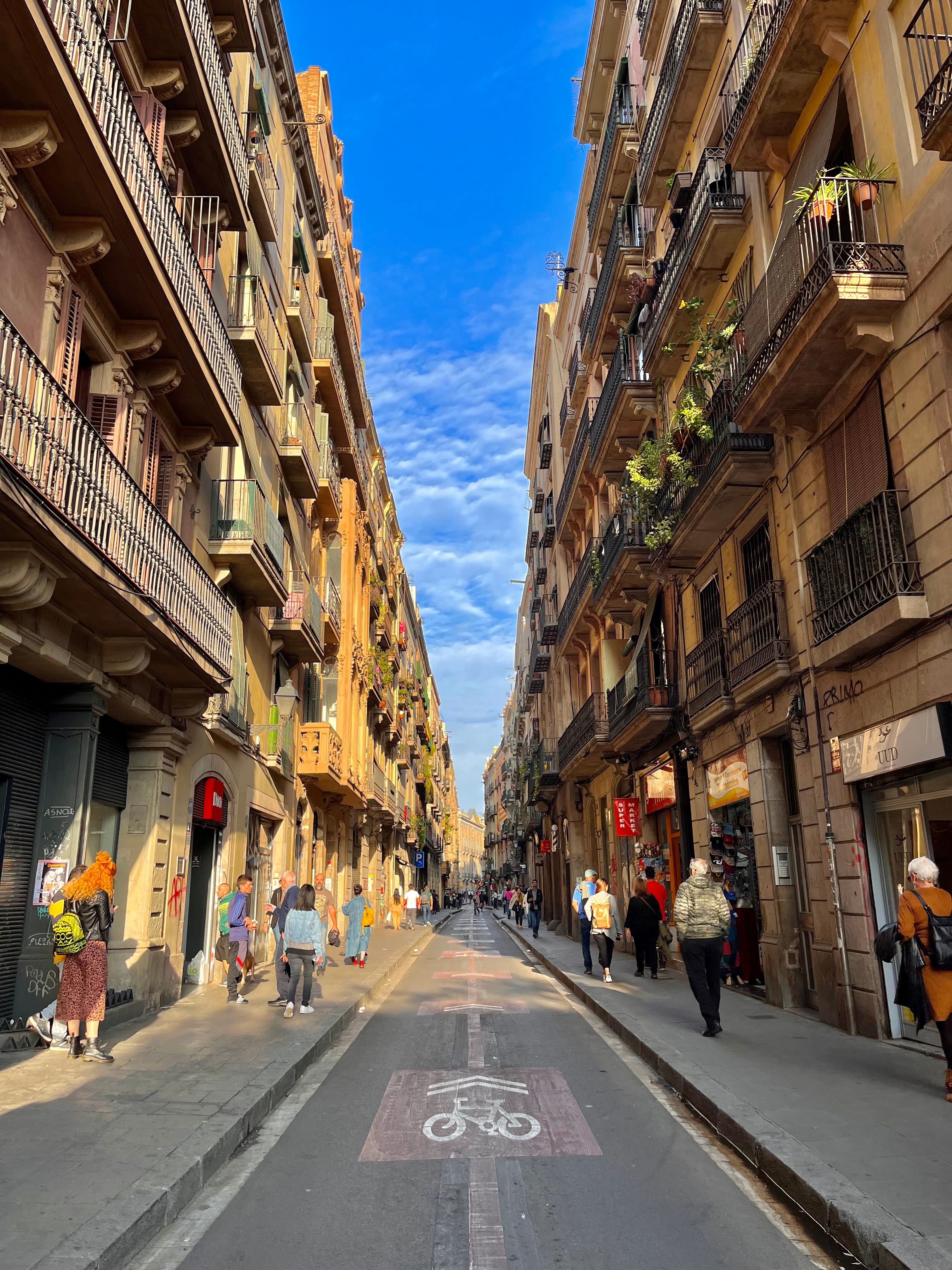 Narrow Street in City · Free Stock Photo