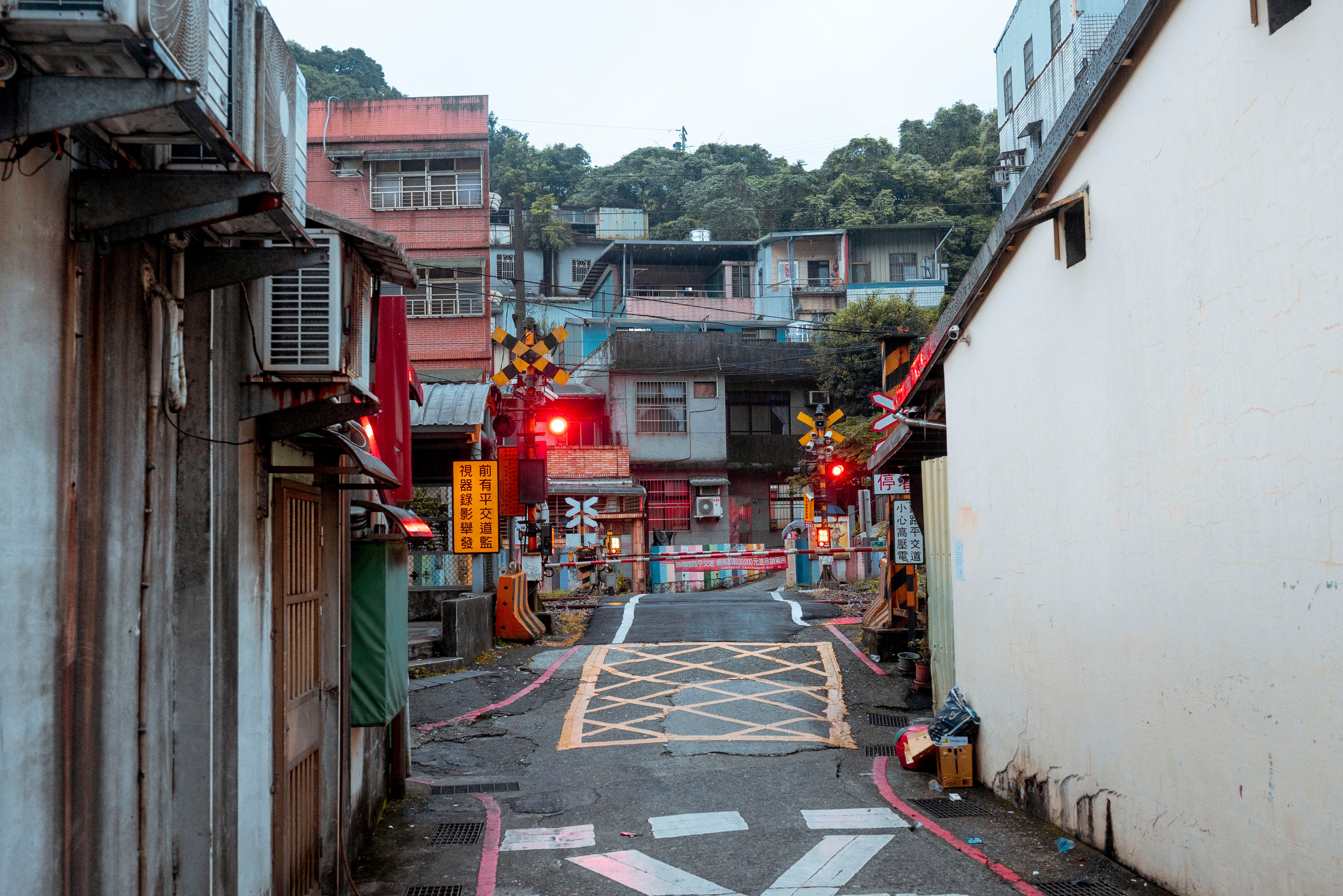 Wenan Village Level Crossing in Keelung City · Free Stock Photo