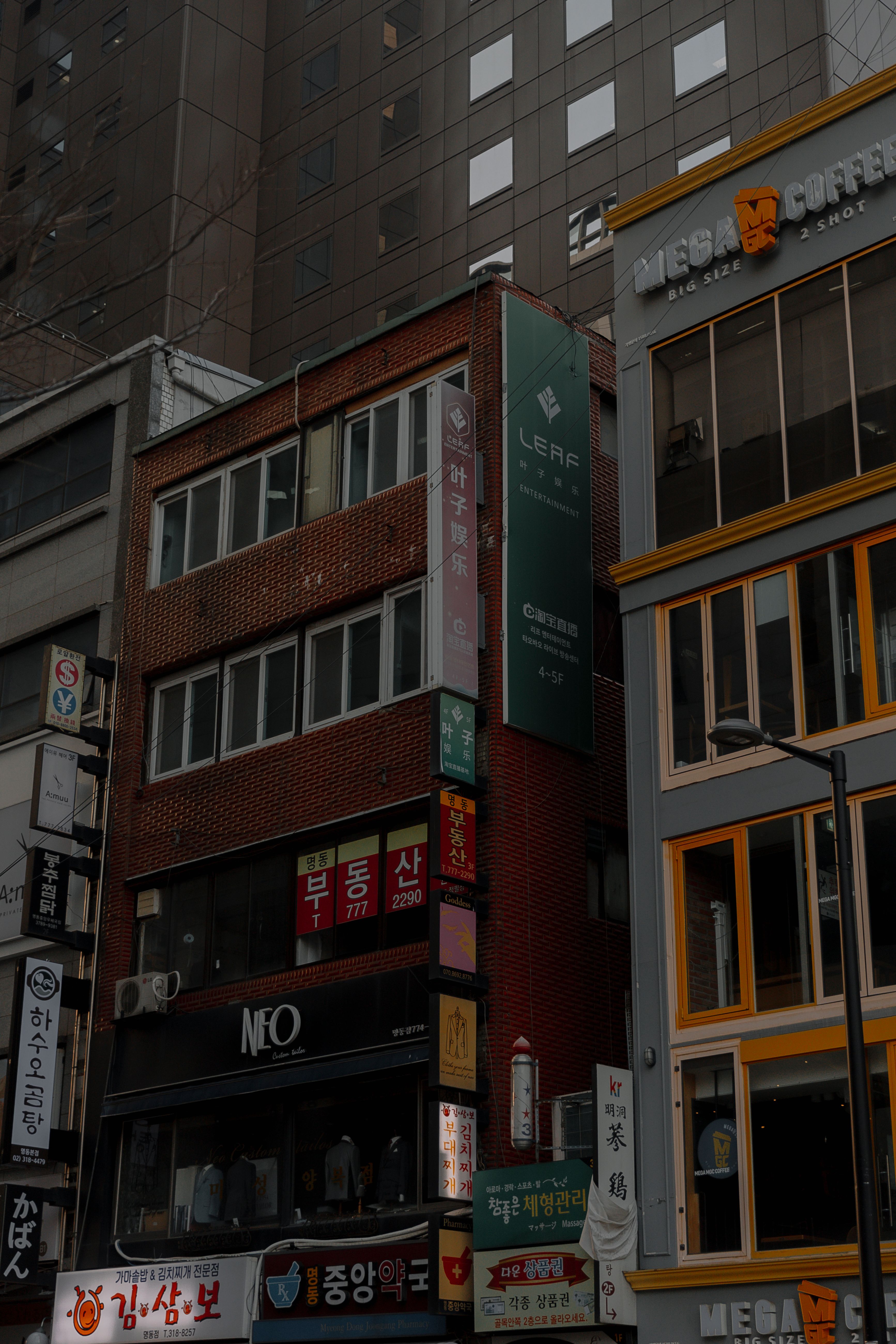 A building with many windows and signs on it · Free Stock Photo