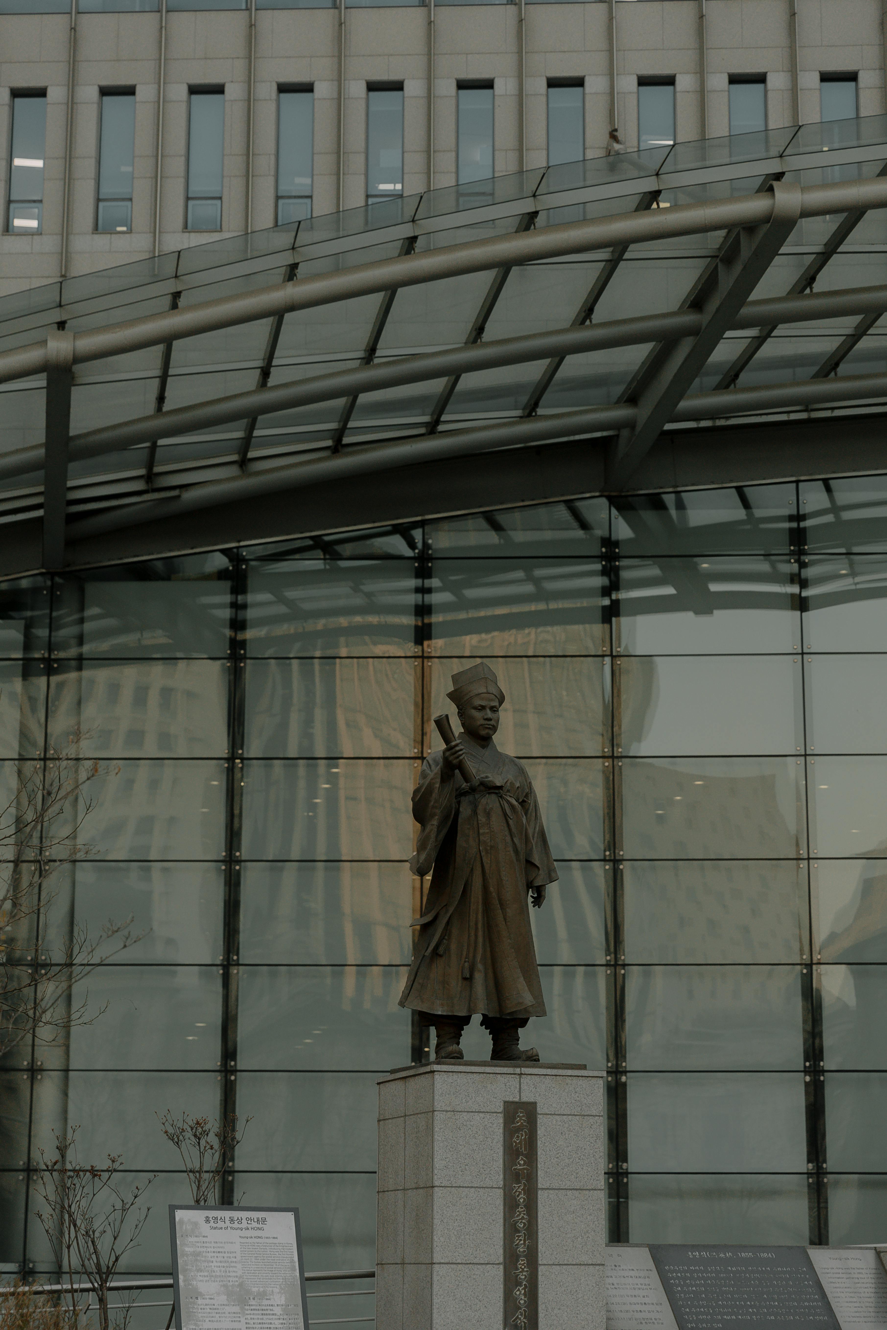 Statue of Standing Man in Seoul · Free Stock Photo