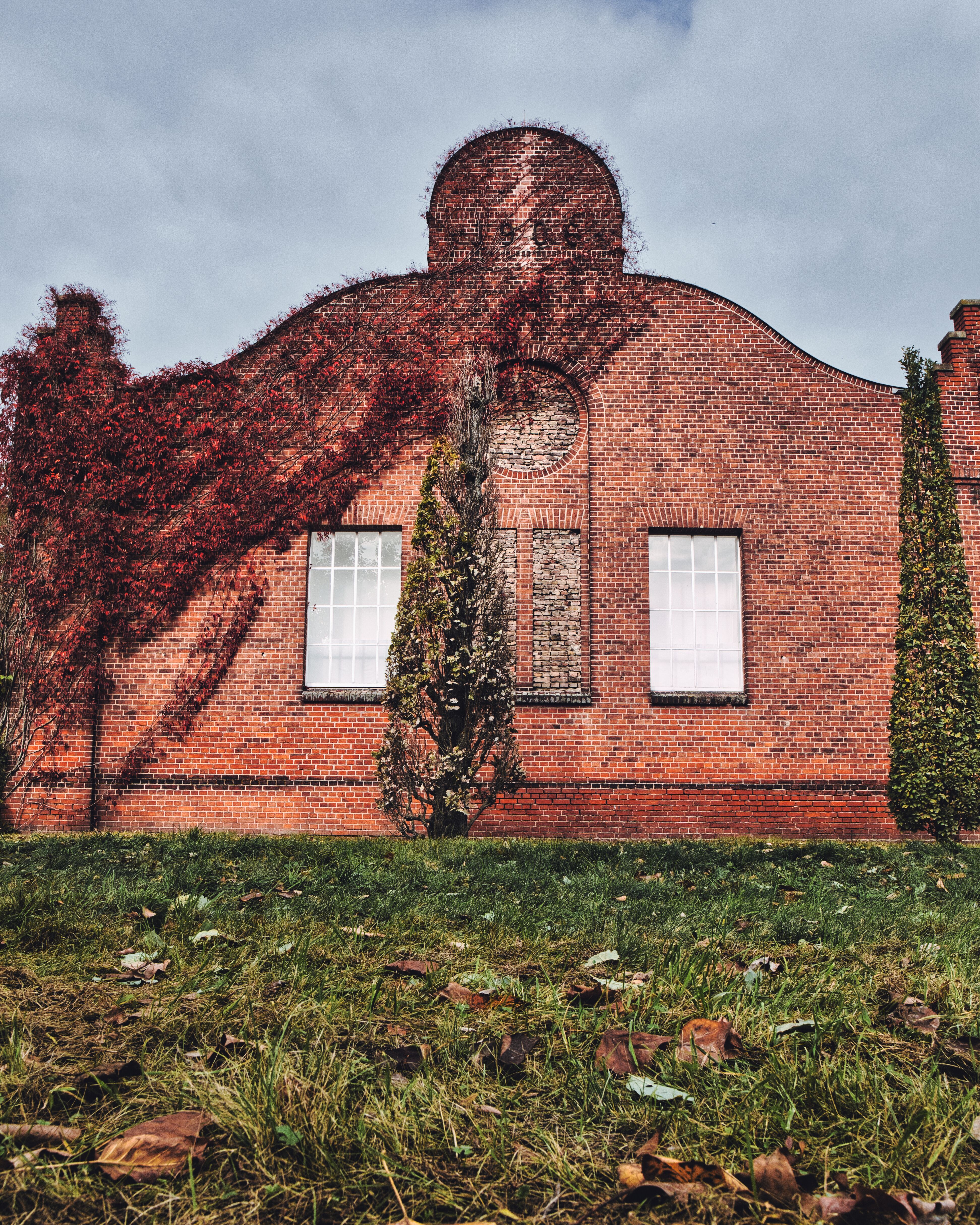 Wall of Dutch Style Brick Building with Ivy and Plants · Free Stock Photo