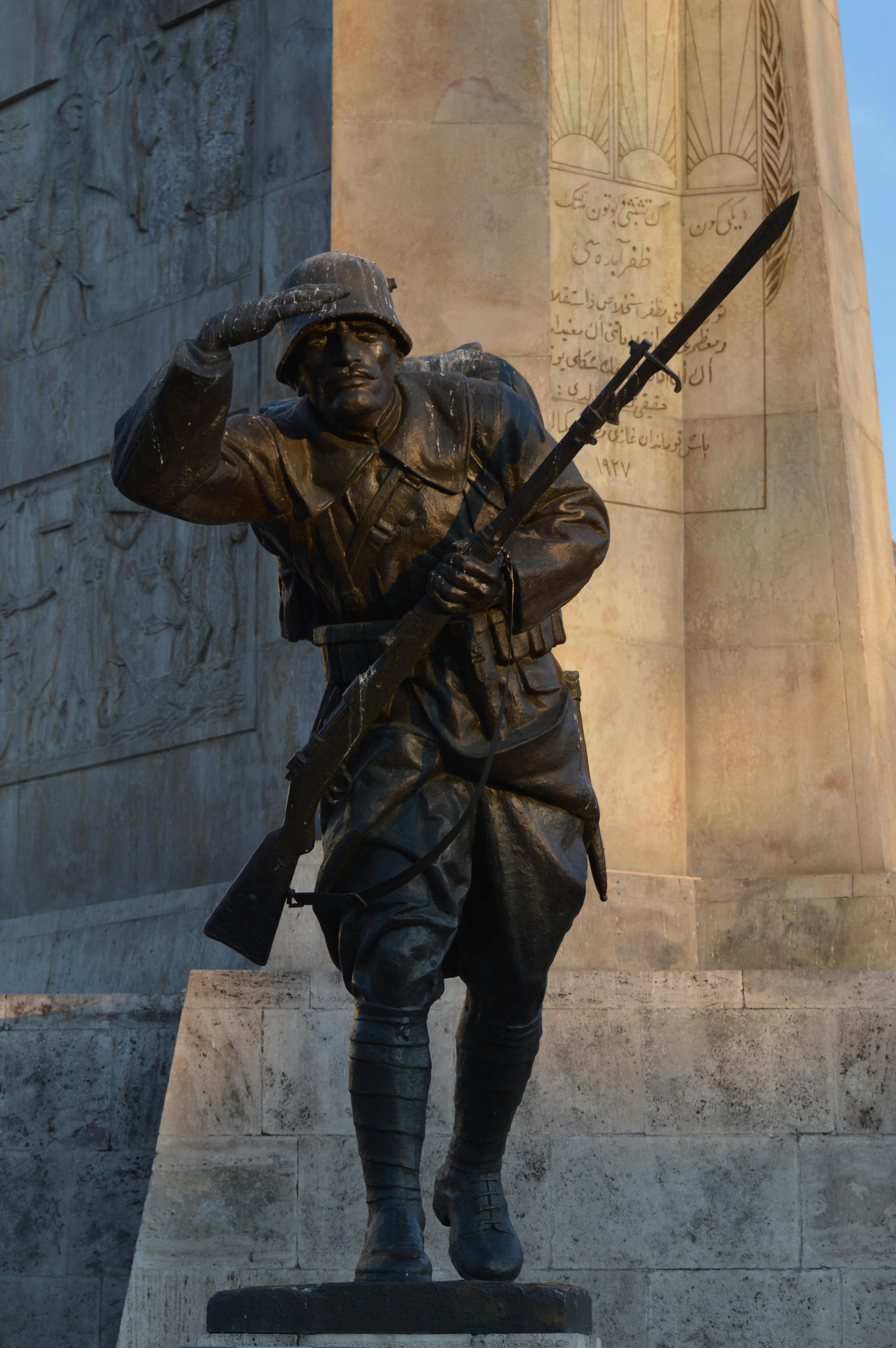 A statue of a soldier holding a rifle · Free Stock Photo
