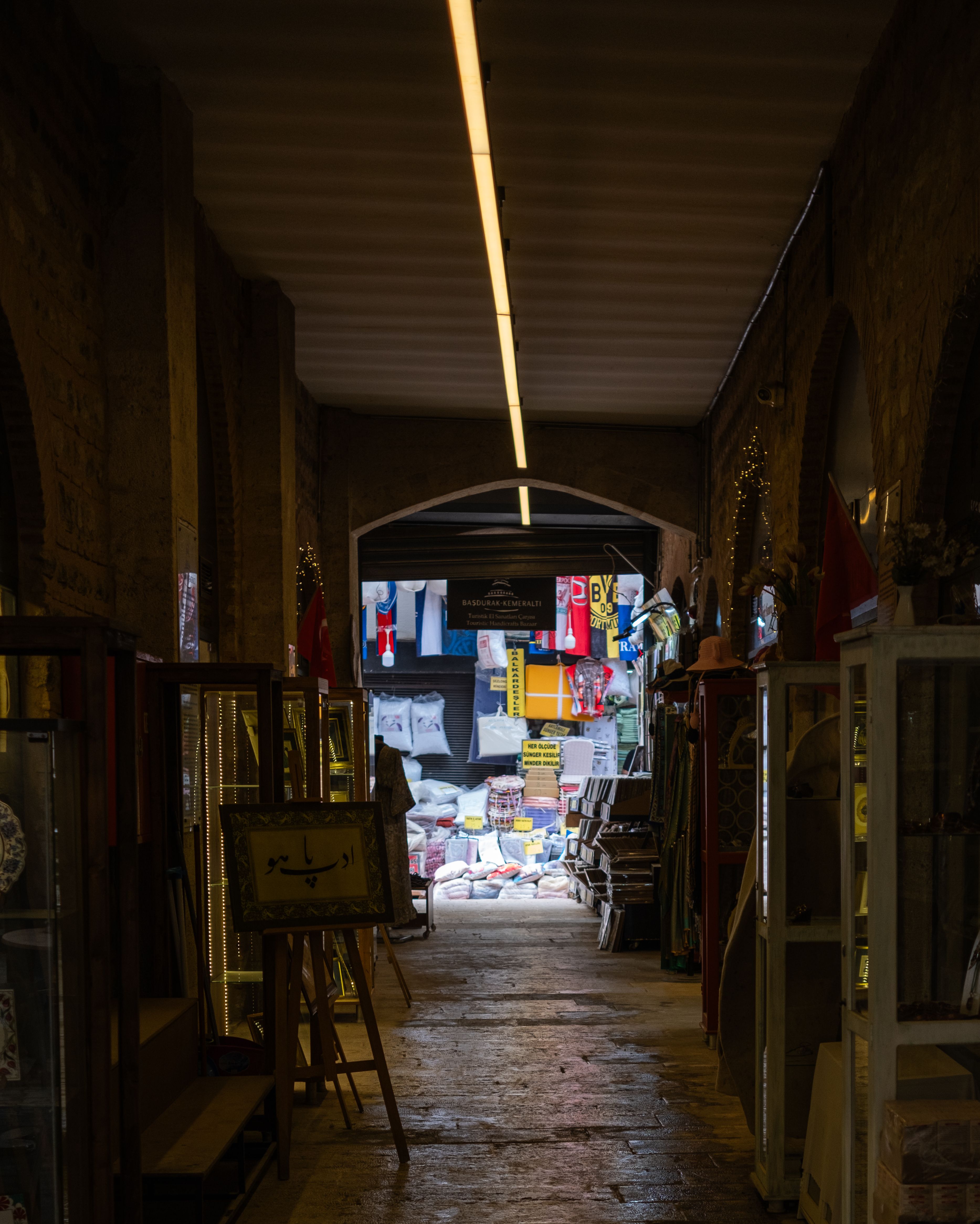 A narrow alley with lots of items on display · Free Stock Photo