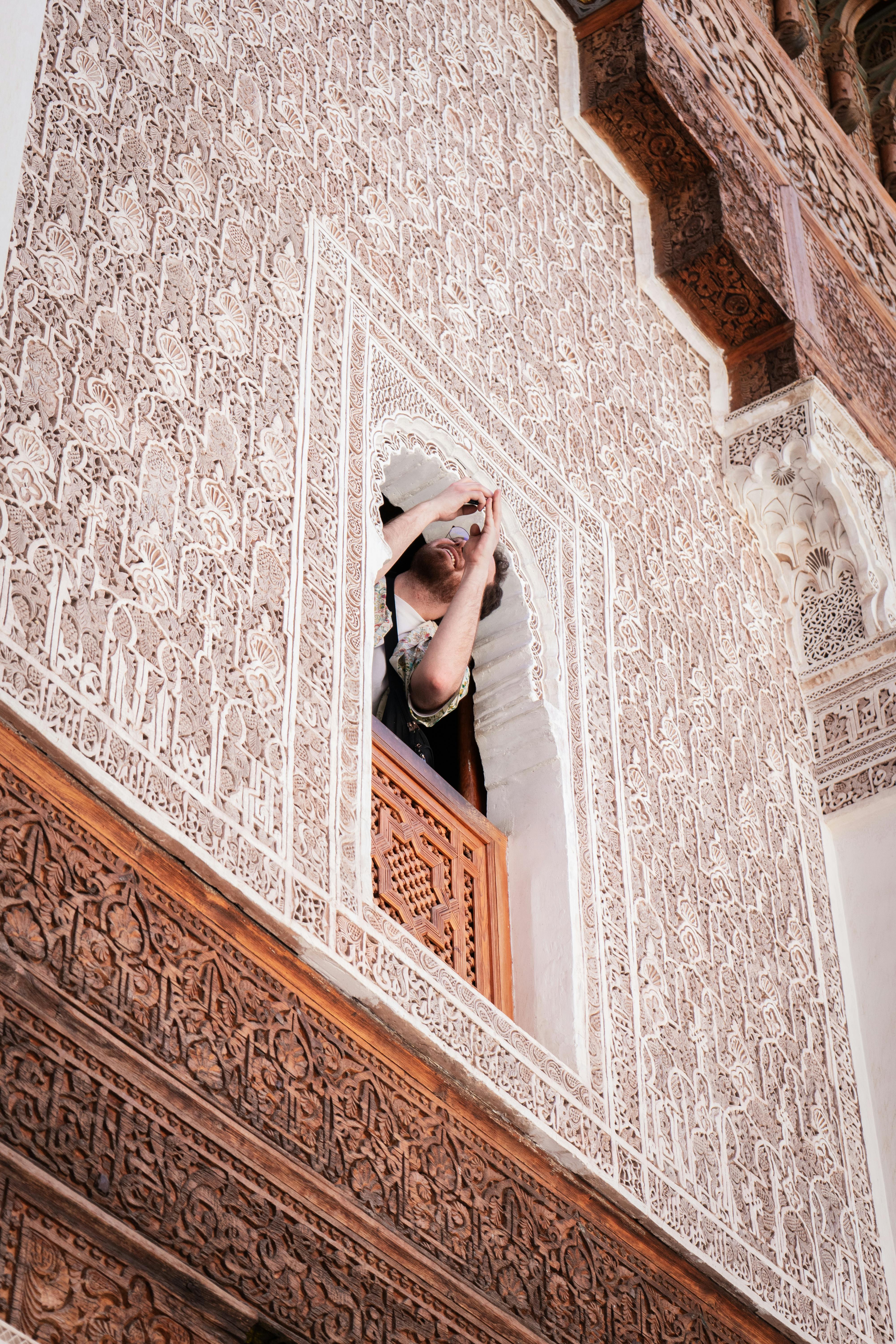 Foto stok gratis tentang agama, bangunan, ben youssef madrasa, bidikan sudut sempit, dinding ...