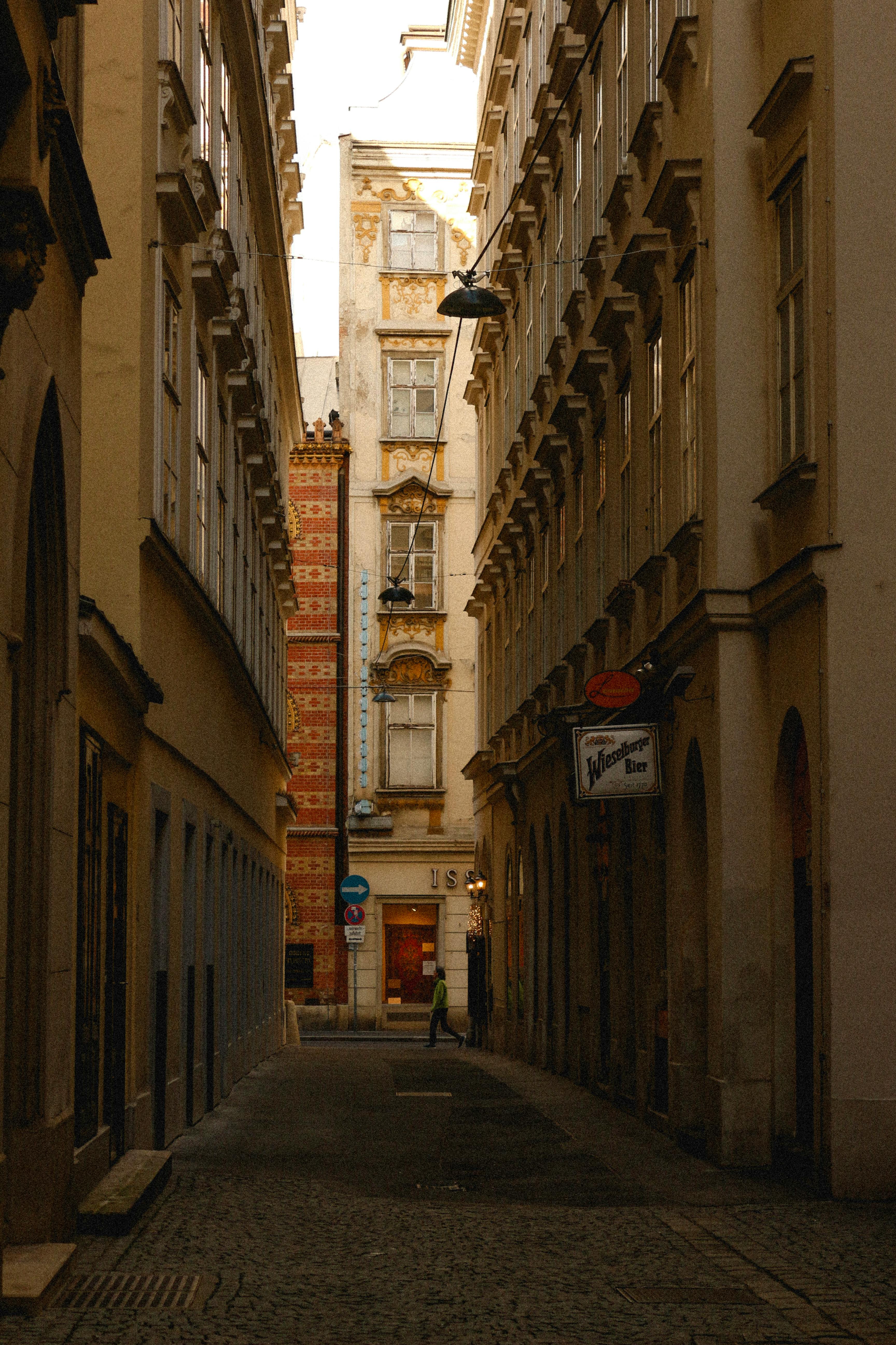 Narrow Alley in Vienna · Free Stock Photo