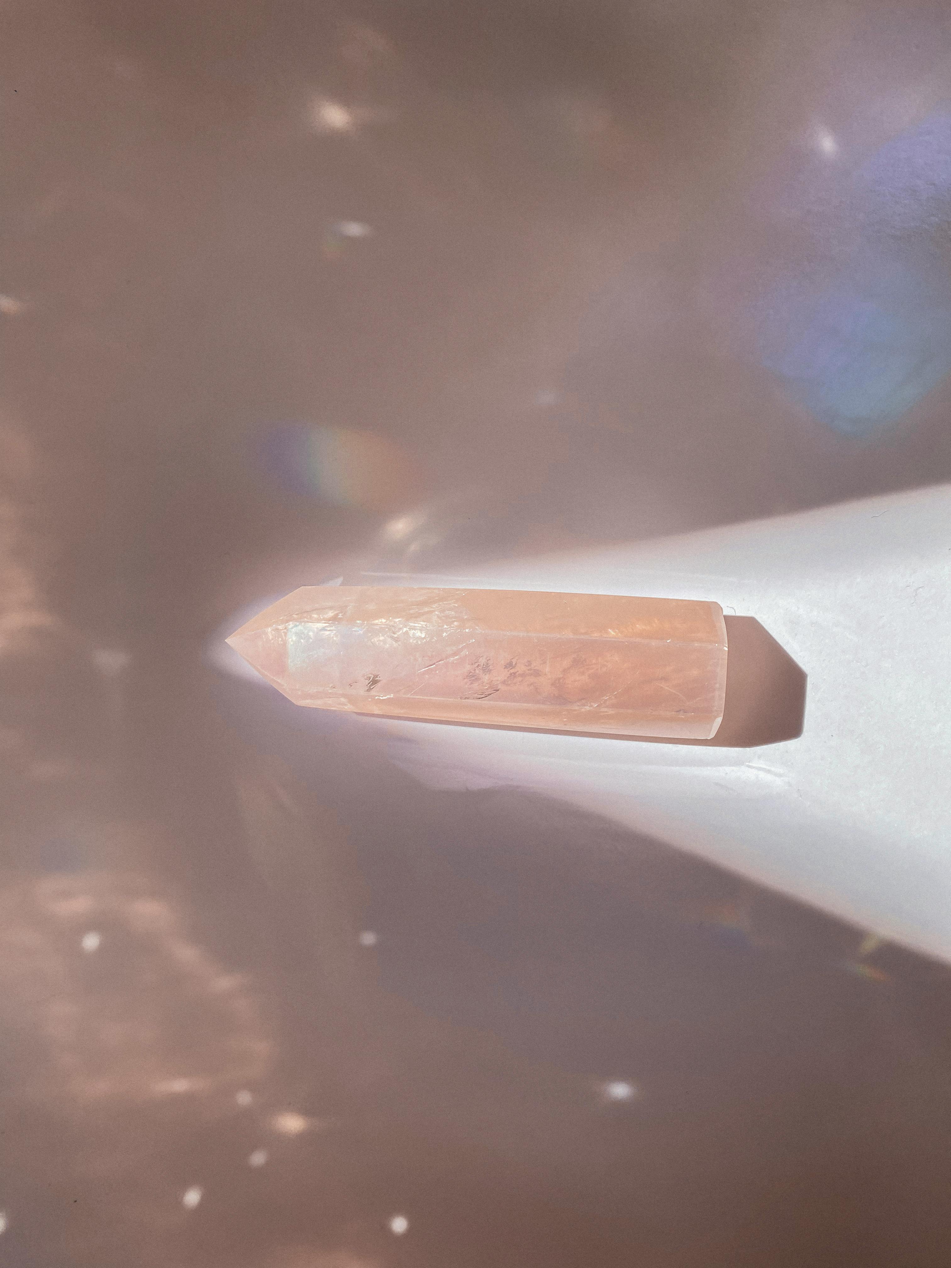 A small white crystal is shown in the sky · Free Stock Photo