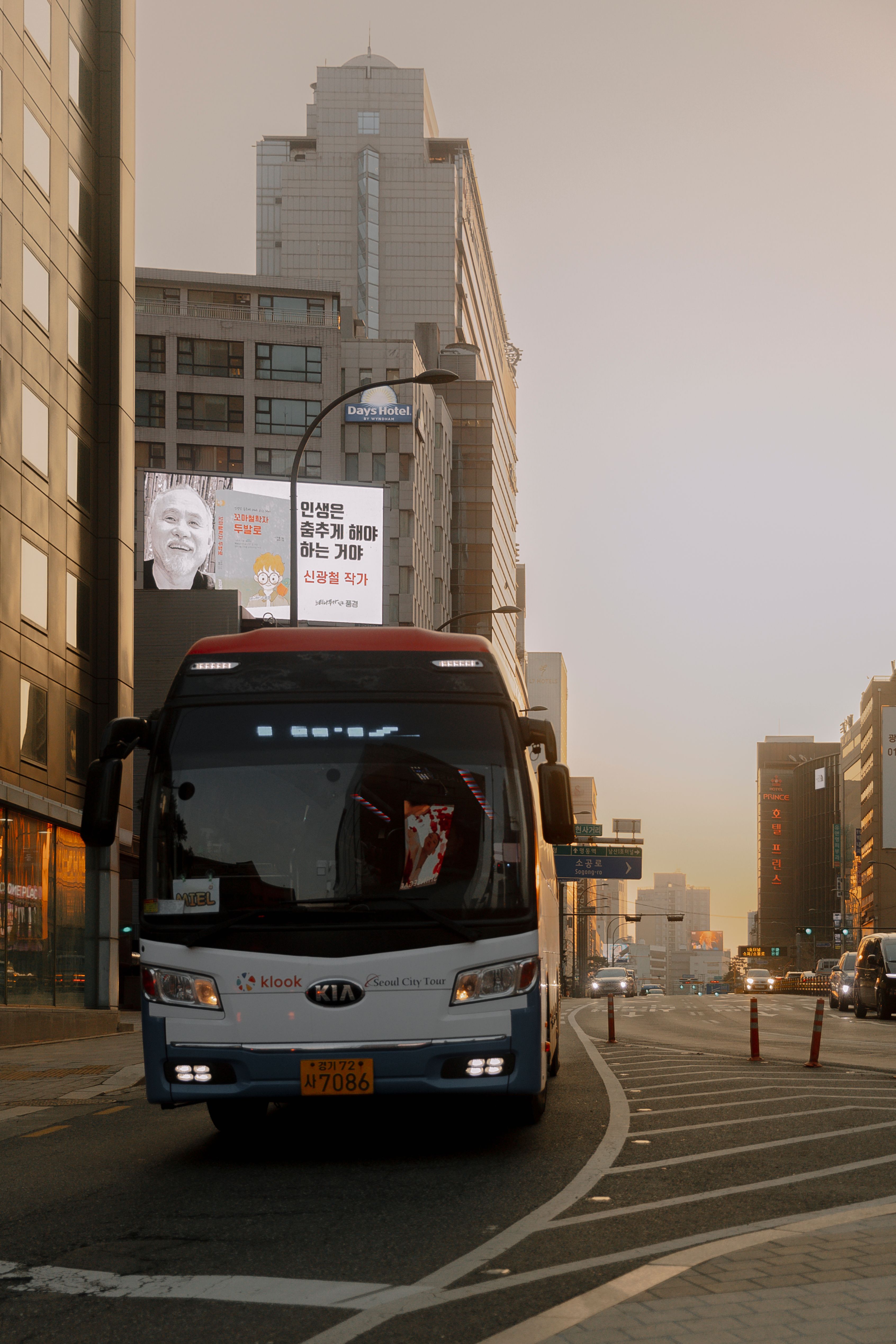 Bus on Street in City · Free Stock Photo