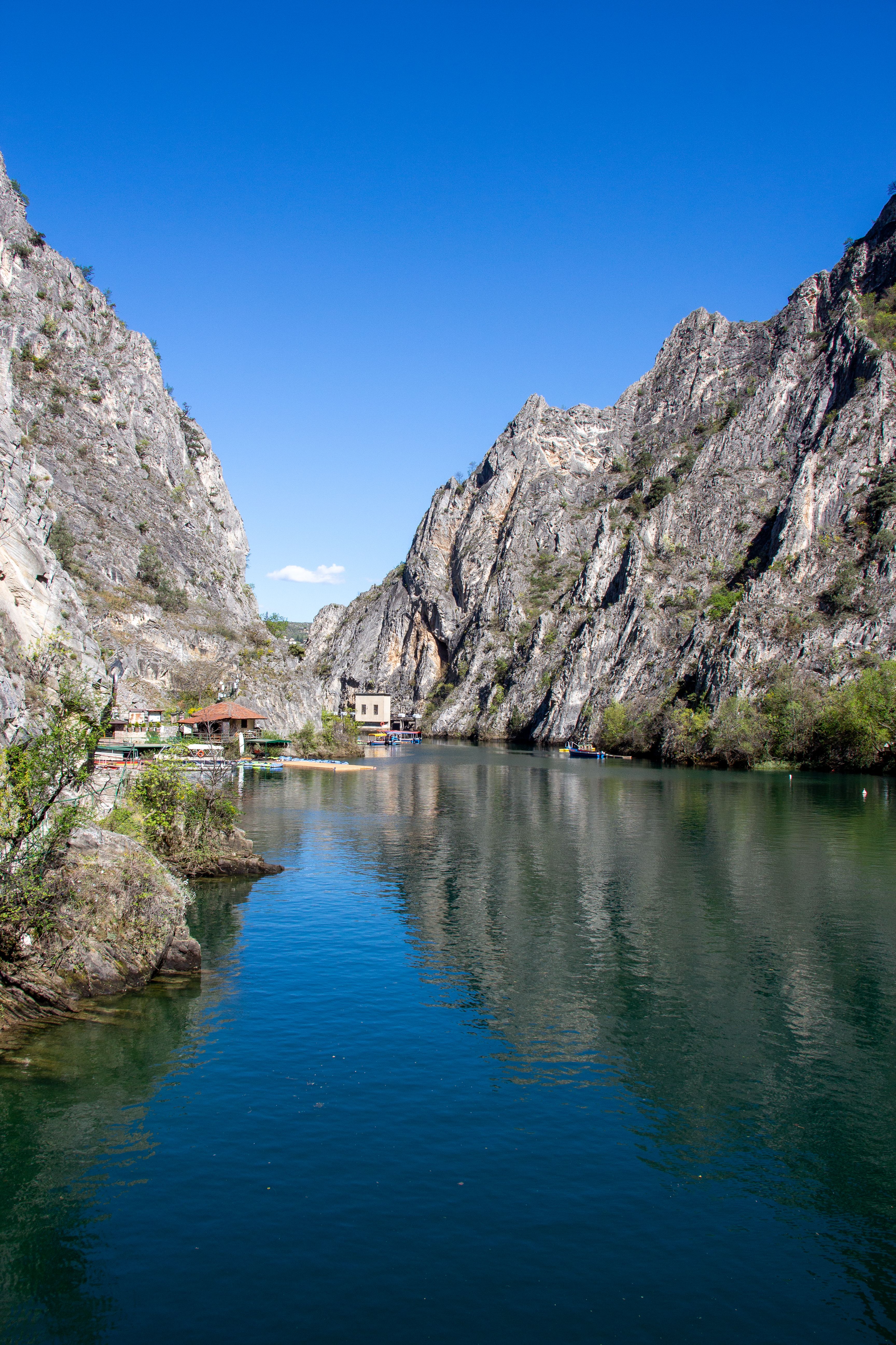 Lake surrounded by Cliffs · Free Stock Photo