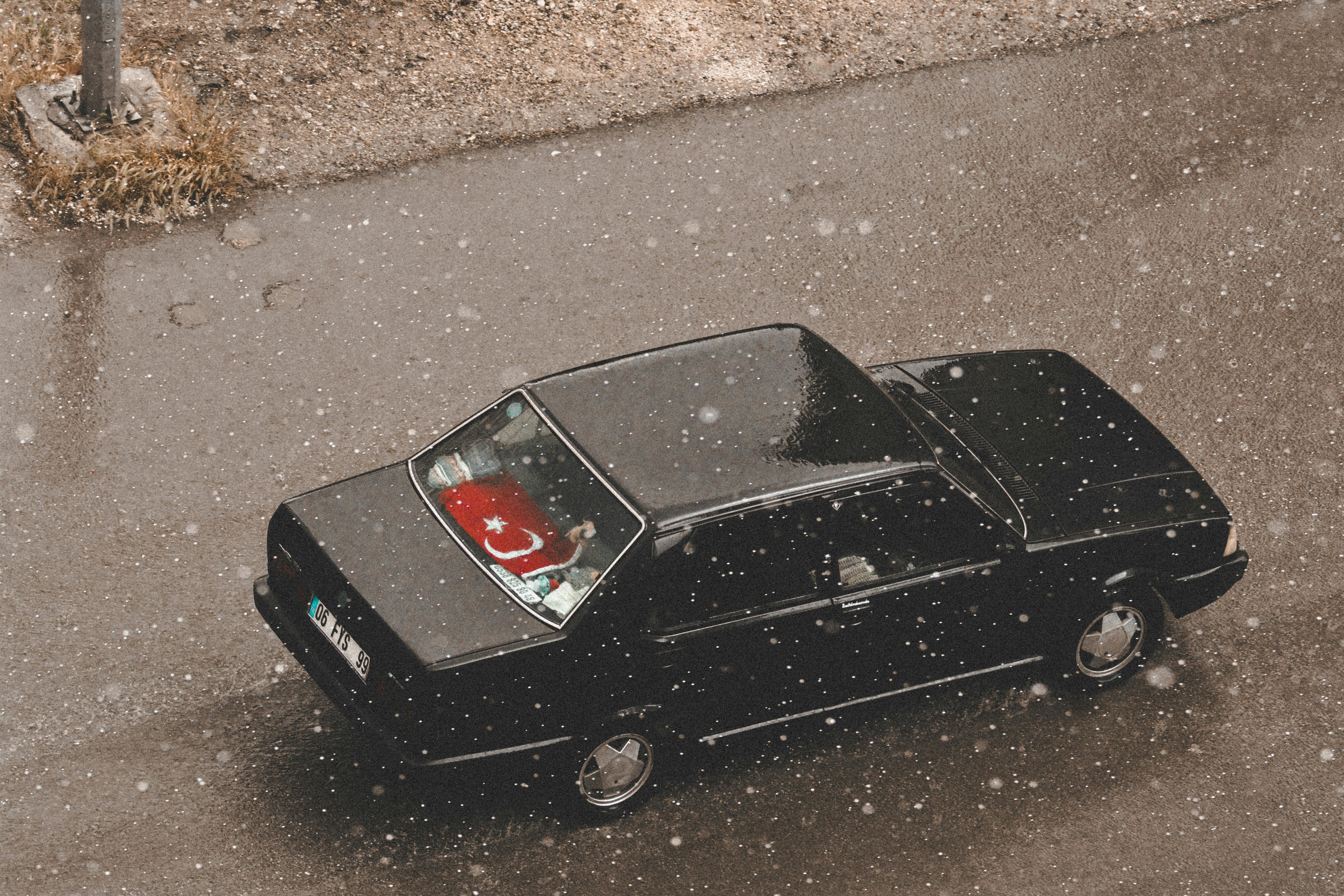 Black Tofas Car in Rain · Free Stock Photo