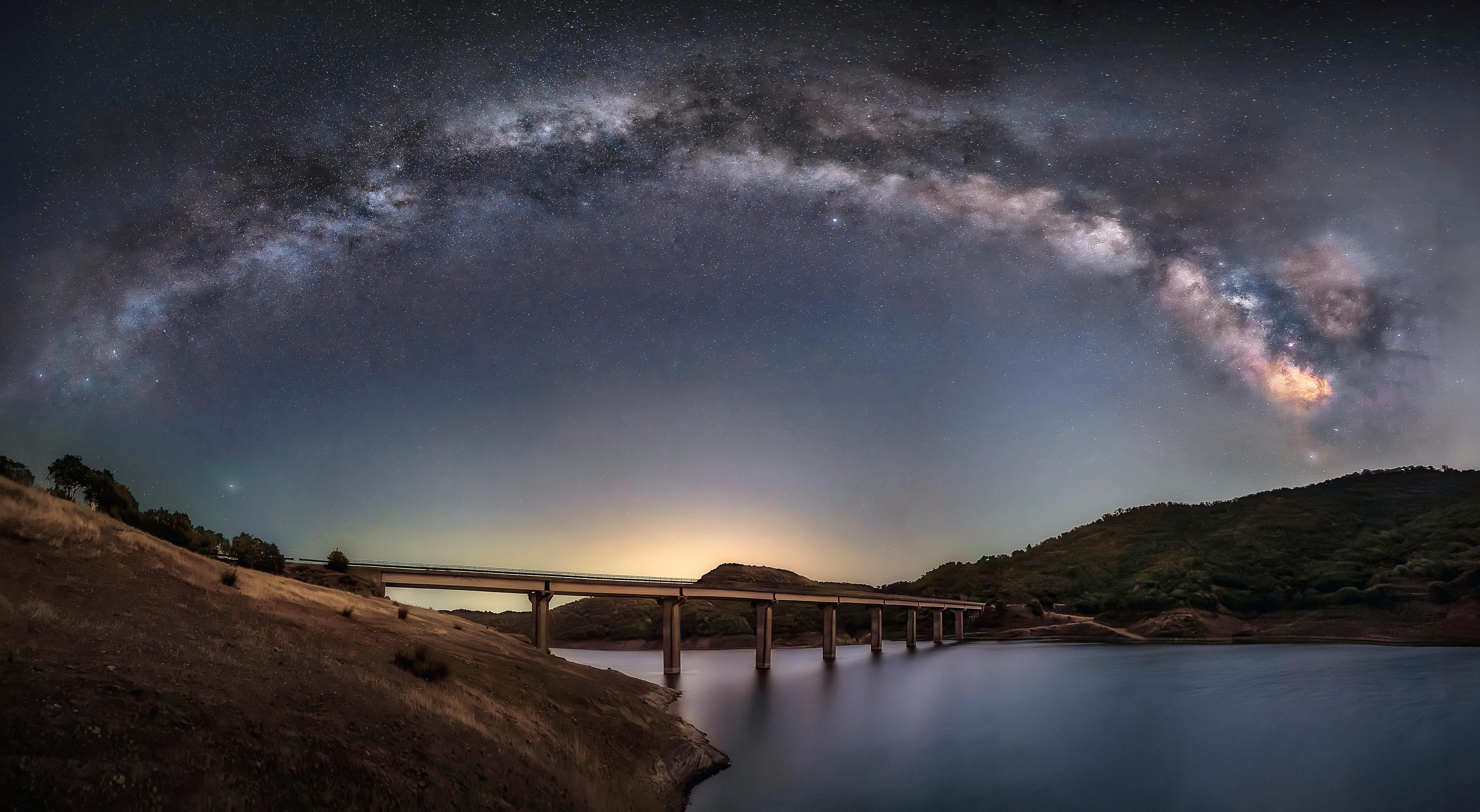 Vía Láctea sobre el embalse de San Rafael de Navallana. · Free Stock Photo
