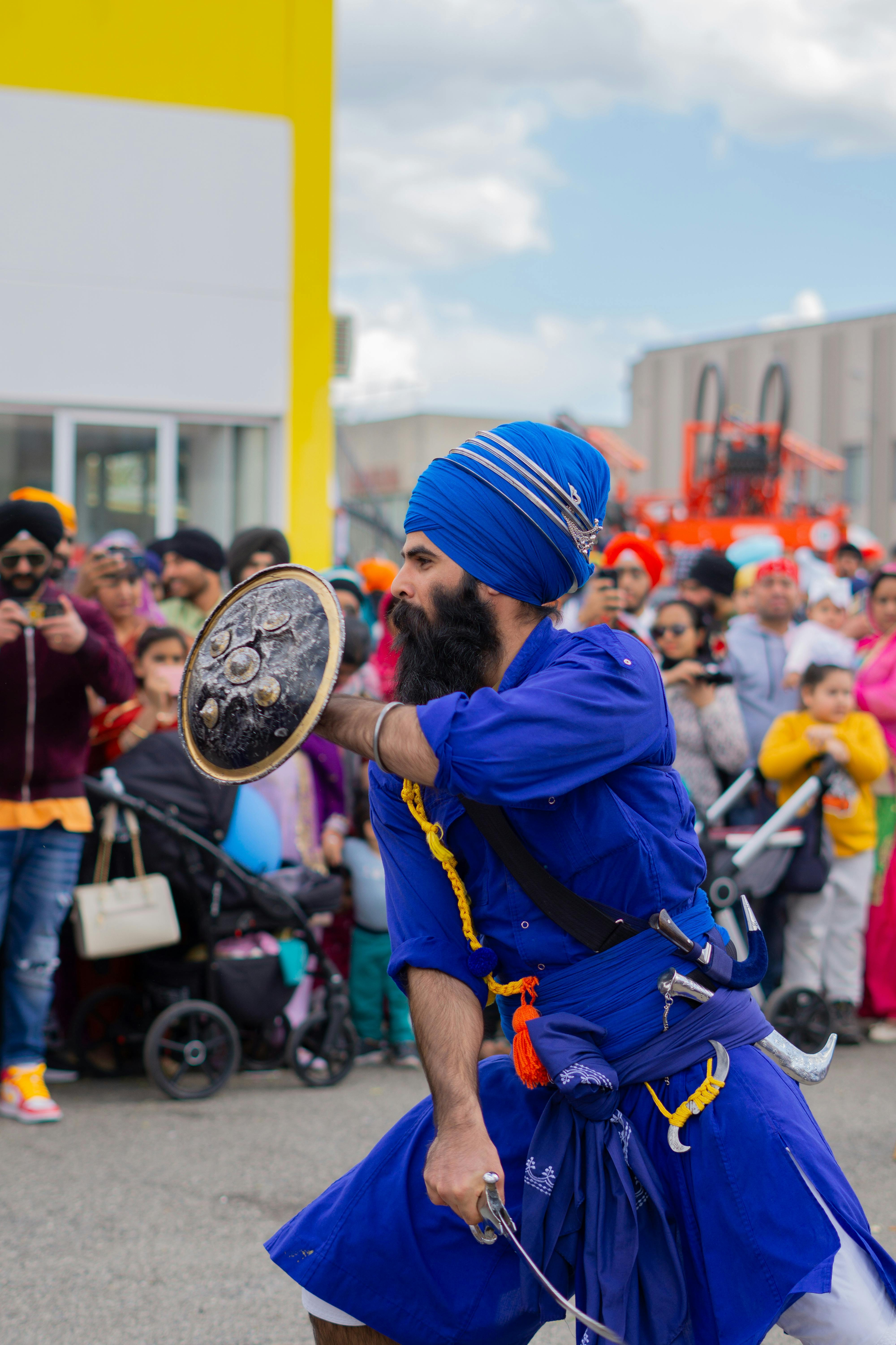 A man in blue and turban is playing a game · Free Stock Photo
