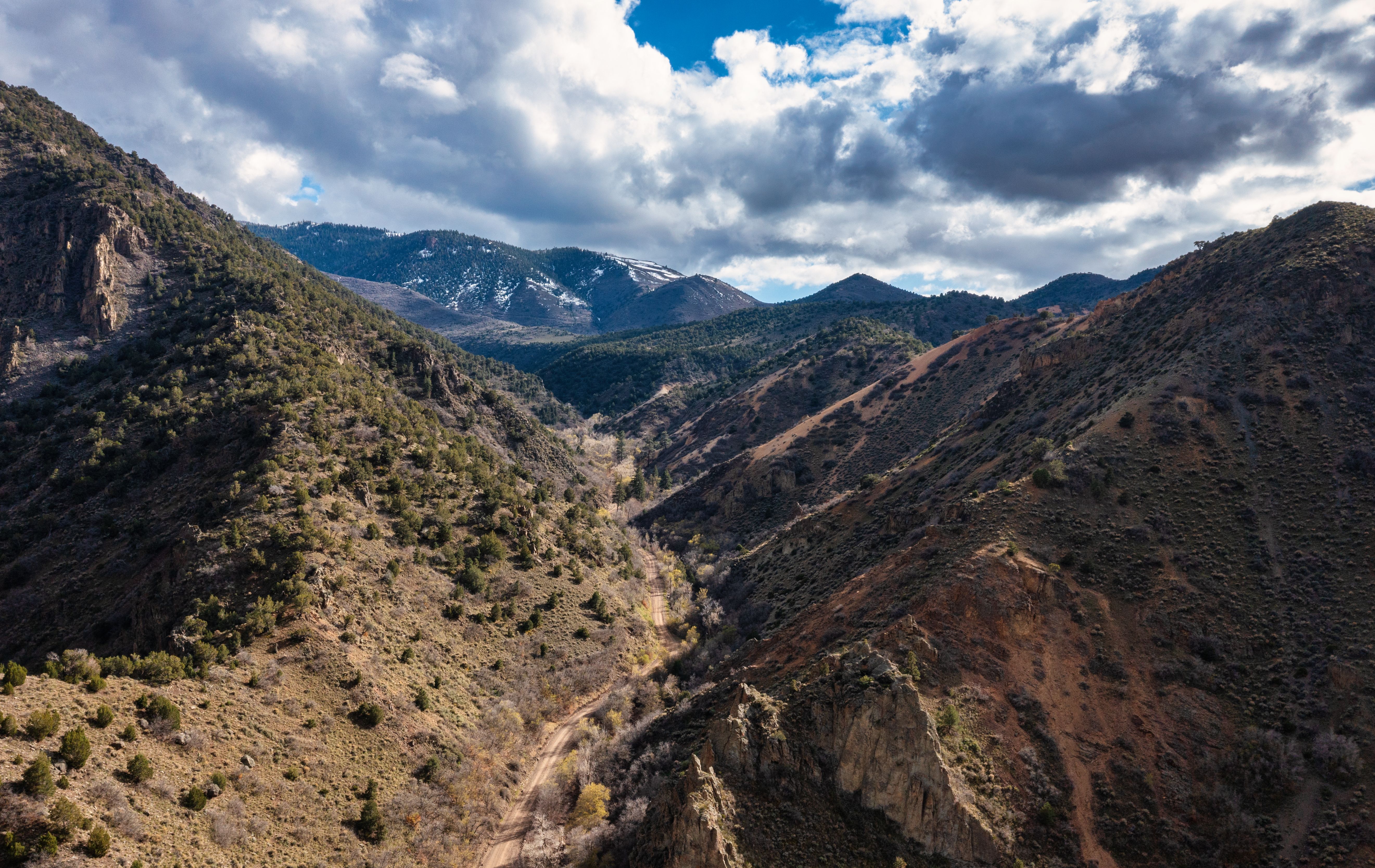 A scenic view of a valley with mountains in the background · Free Stock ...