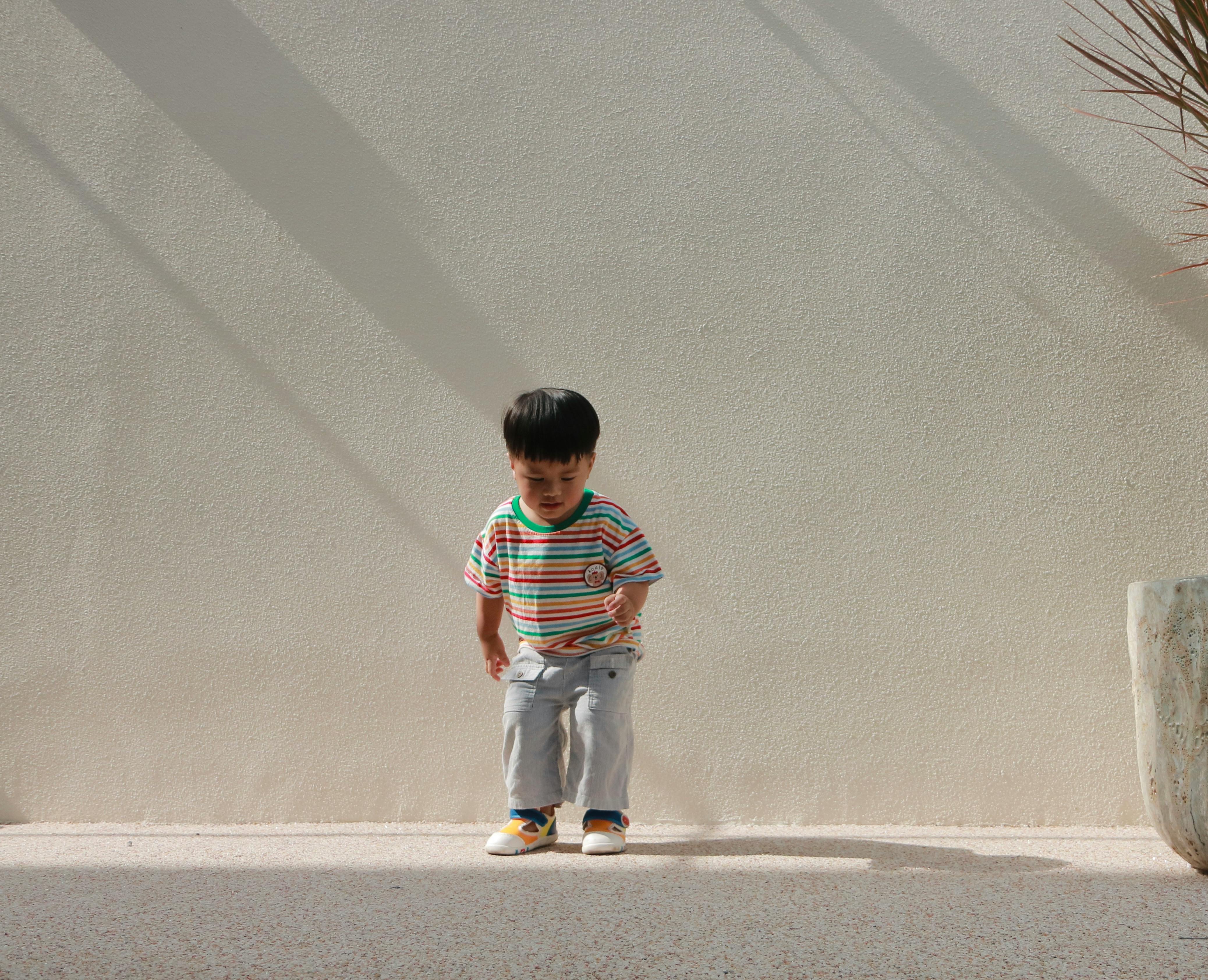 Boy Standing Photos, Download The BEST Free Boy Standing Stock Photos ...