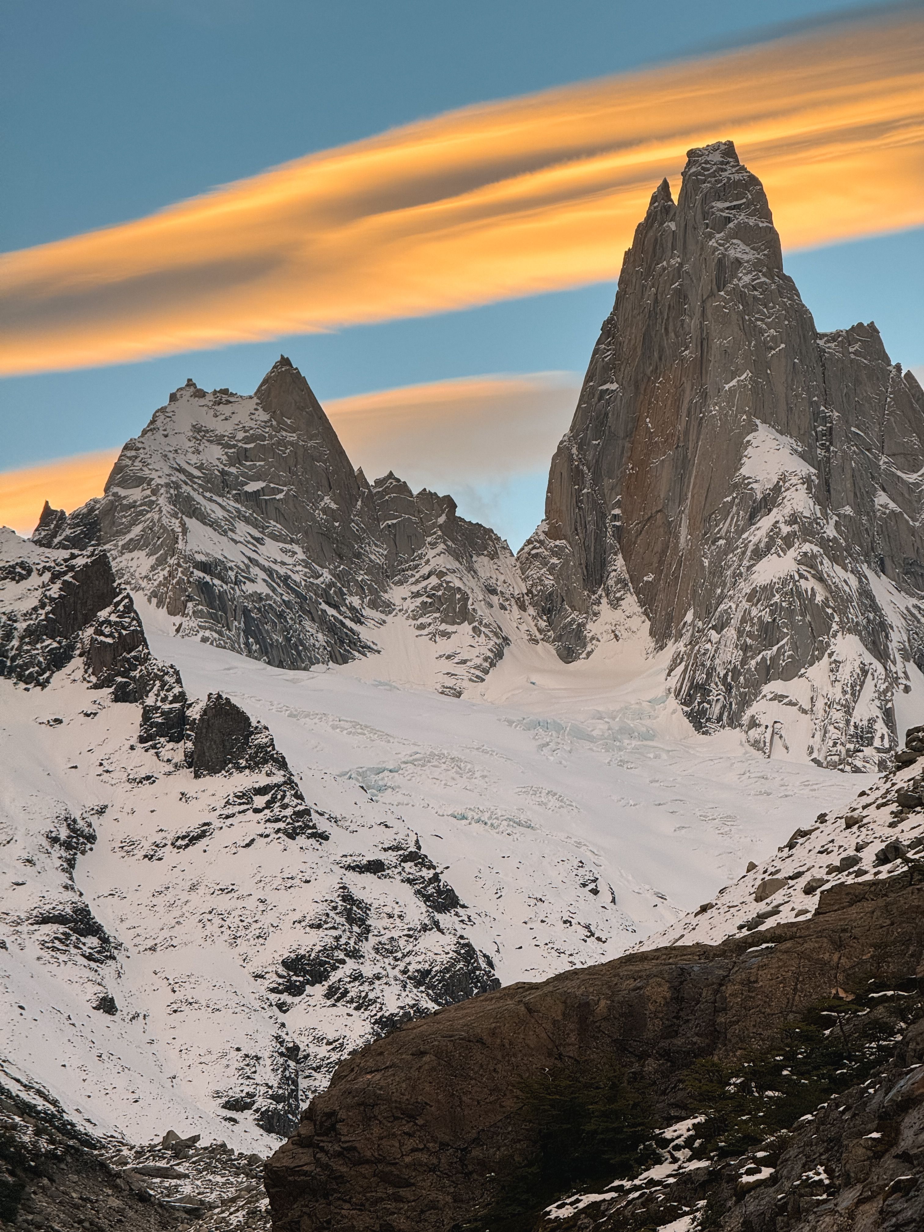The sun sets over the mountains in the background · Free Stock Photo