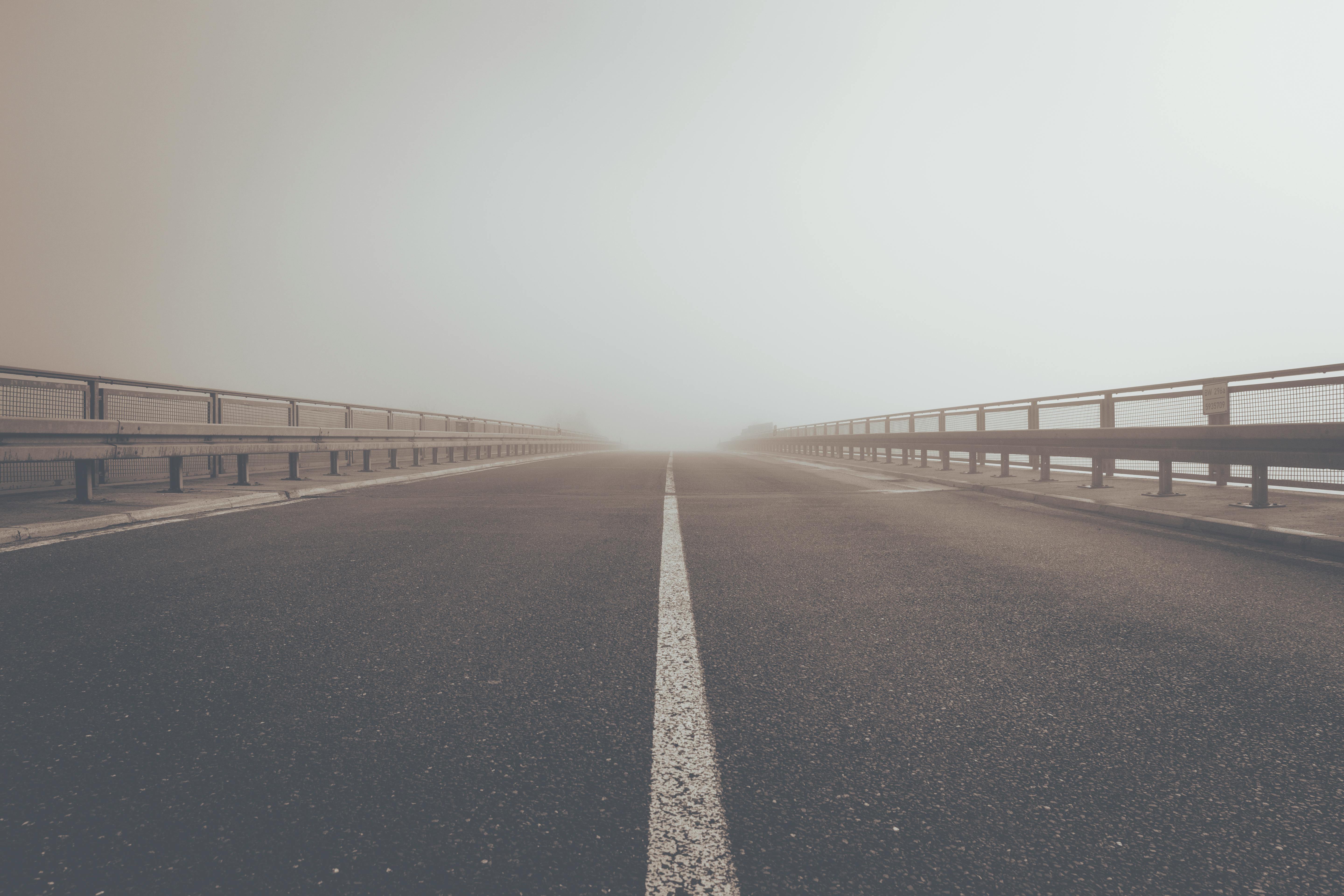 Foto profissional gratuita de asfalto, caminho, enevoado