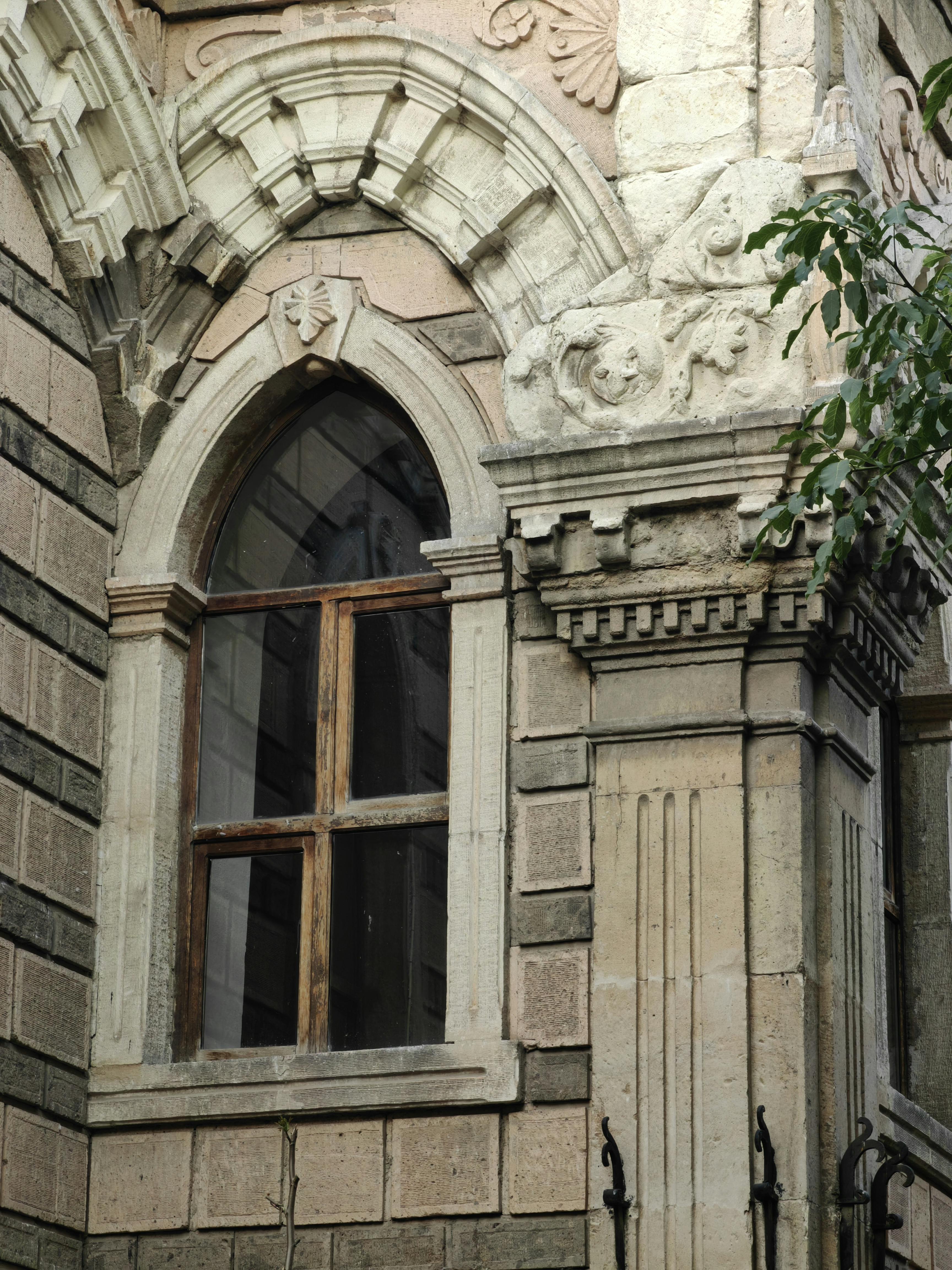 Arch Window in Bas Relief Facade · Free Stock Photo