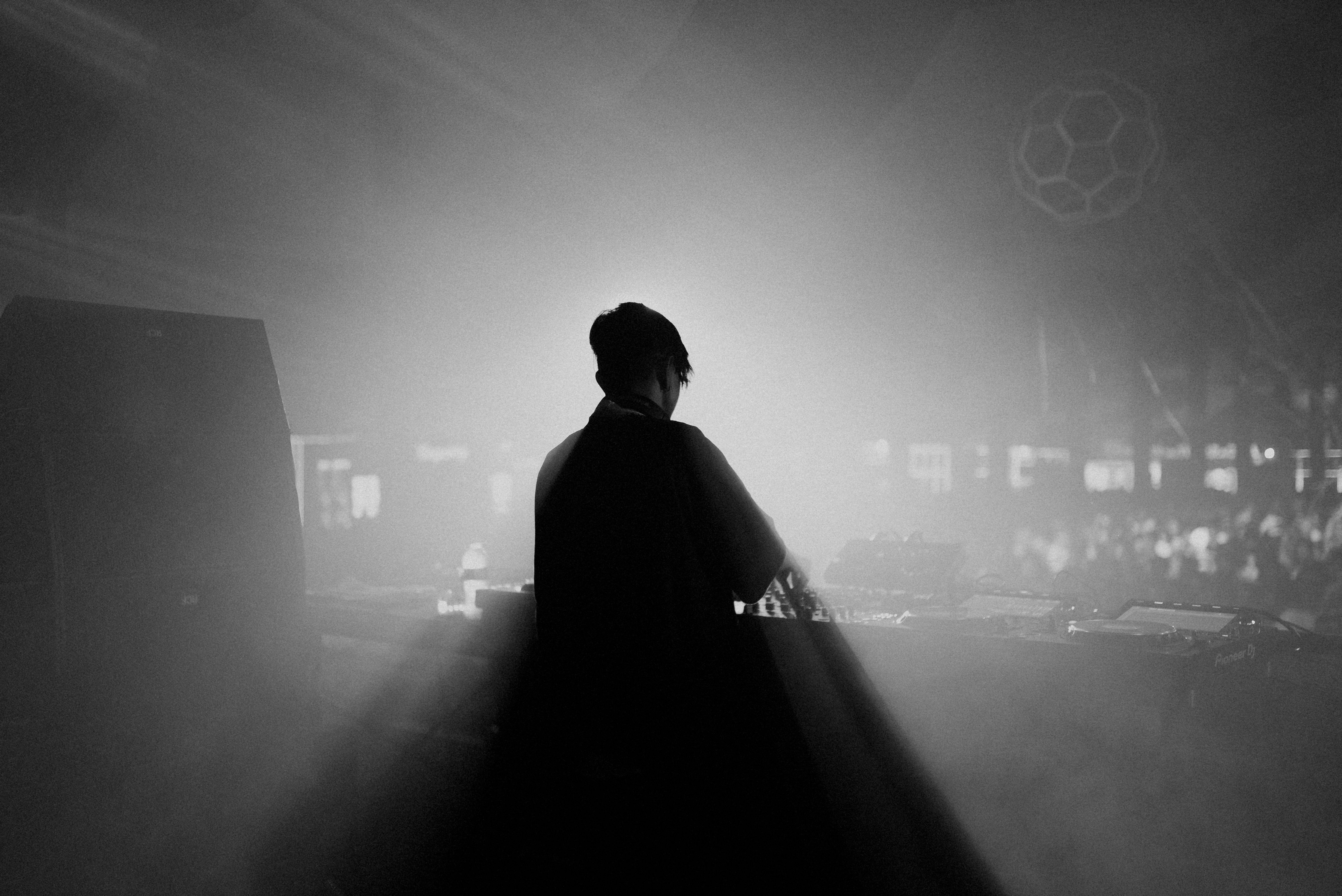 A man standing in front of a light · Free Stock Photo