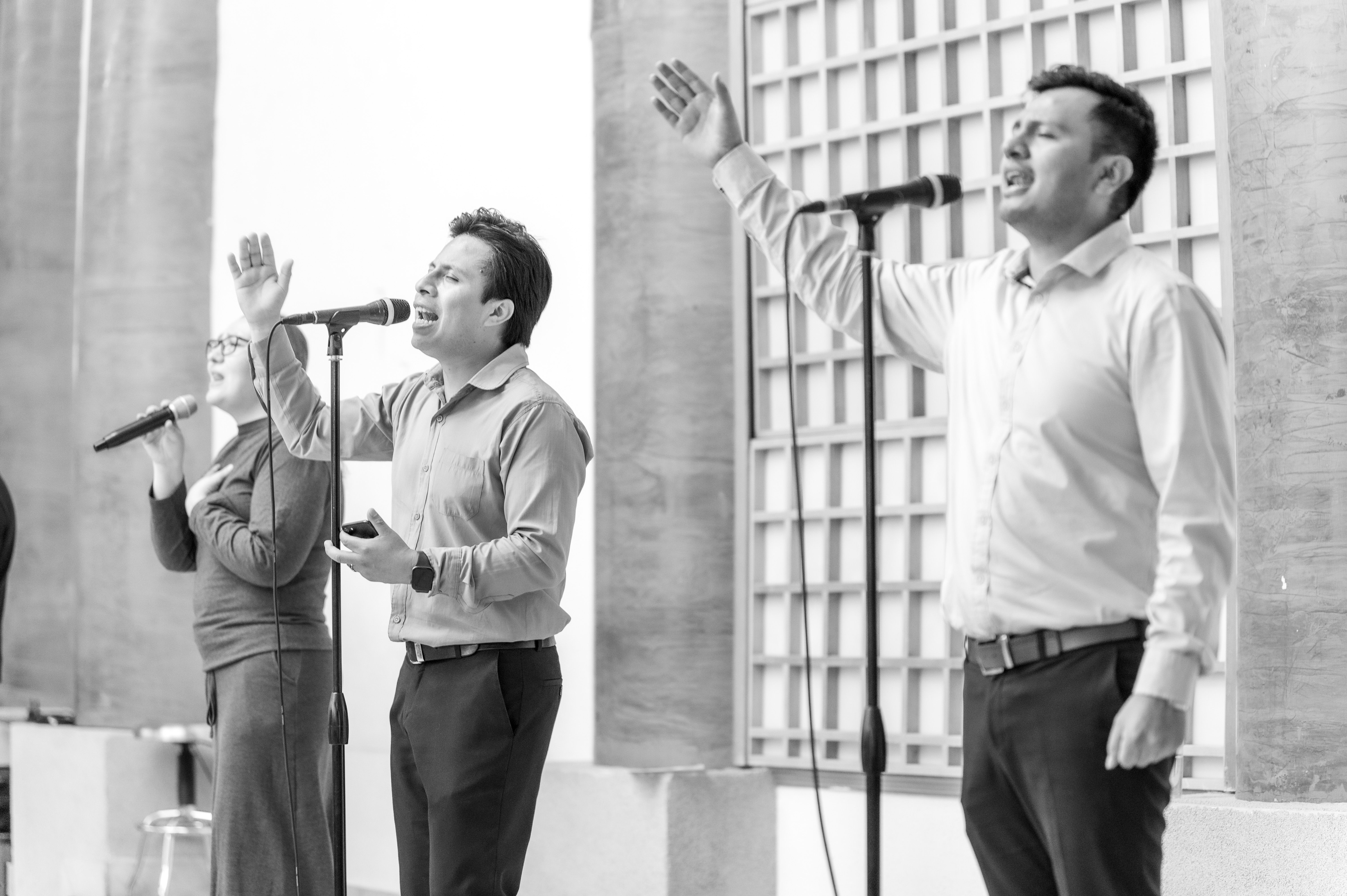 A black and white photo of a group of men singing · Free Stock Photo
