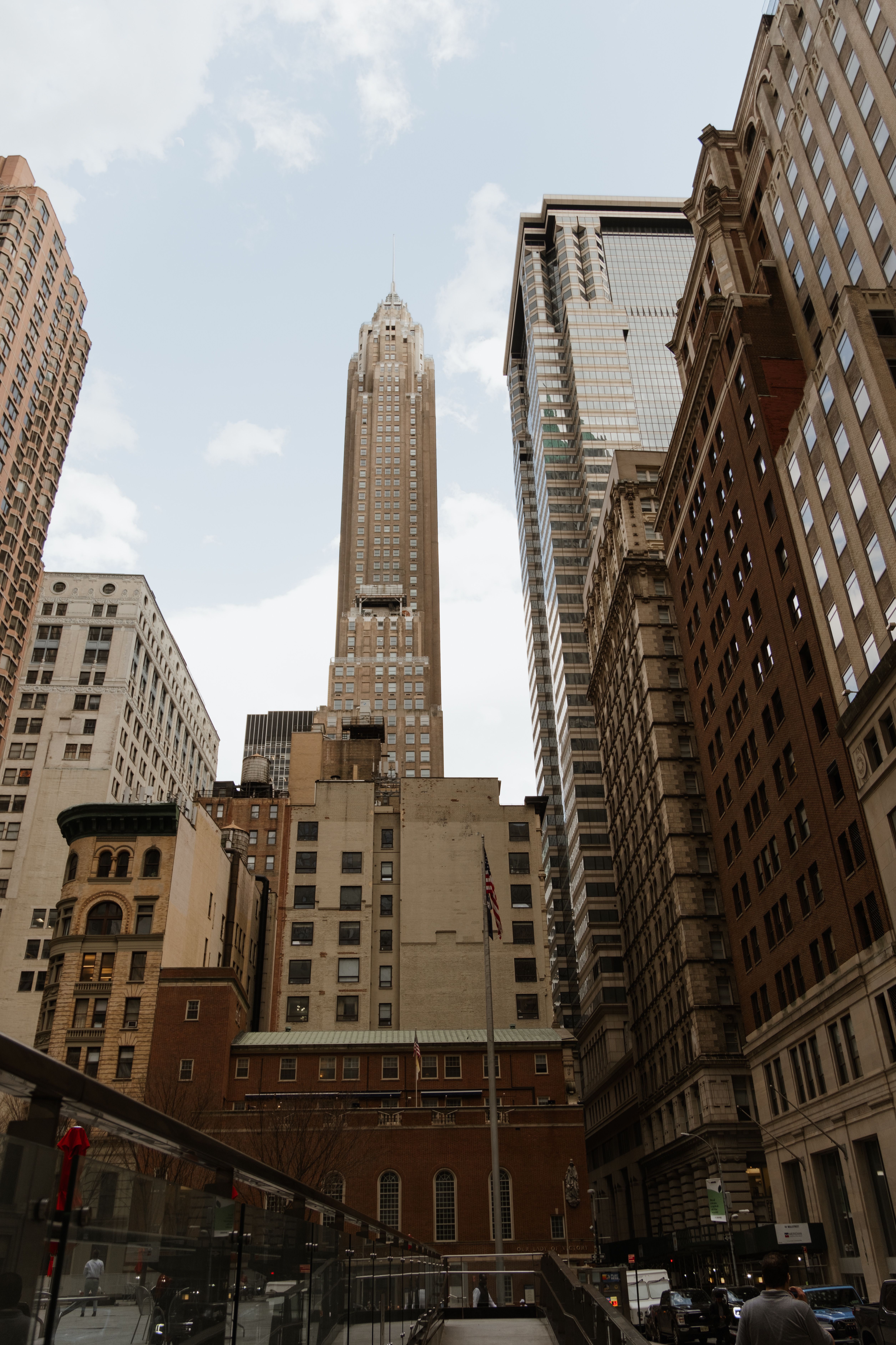 A tall building with a tall spire in the middle · Free Stock Photo