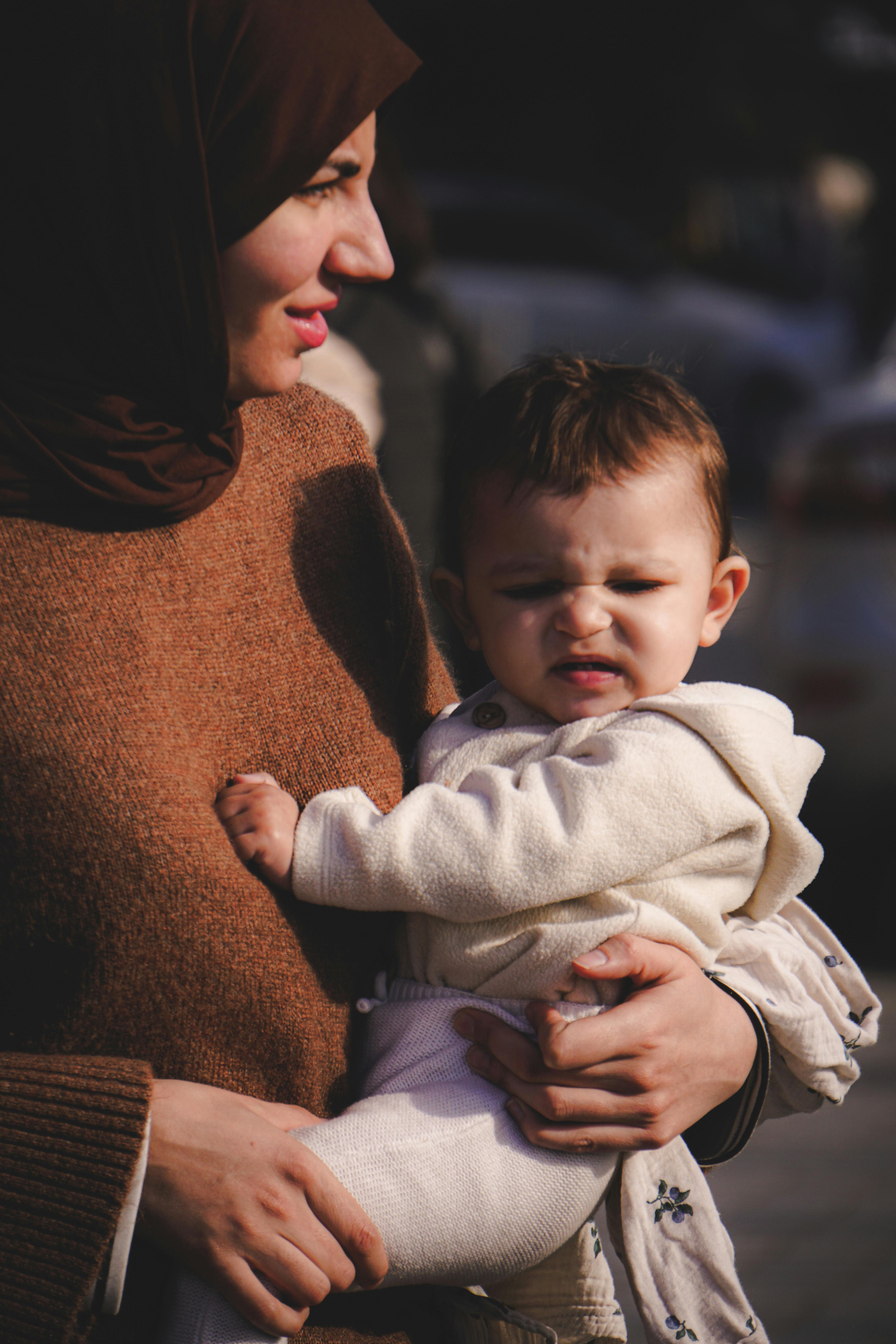 Smiling Somali Mother with Baby in Traditional Market · Free Stock Photo