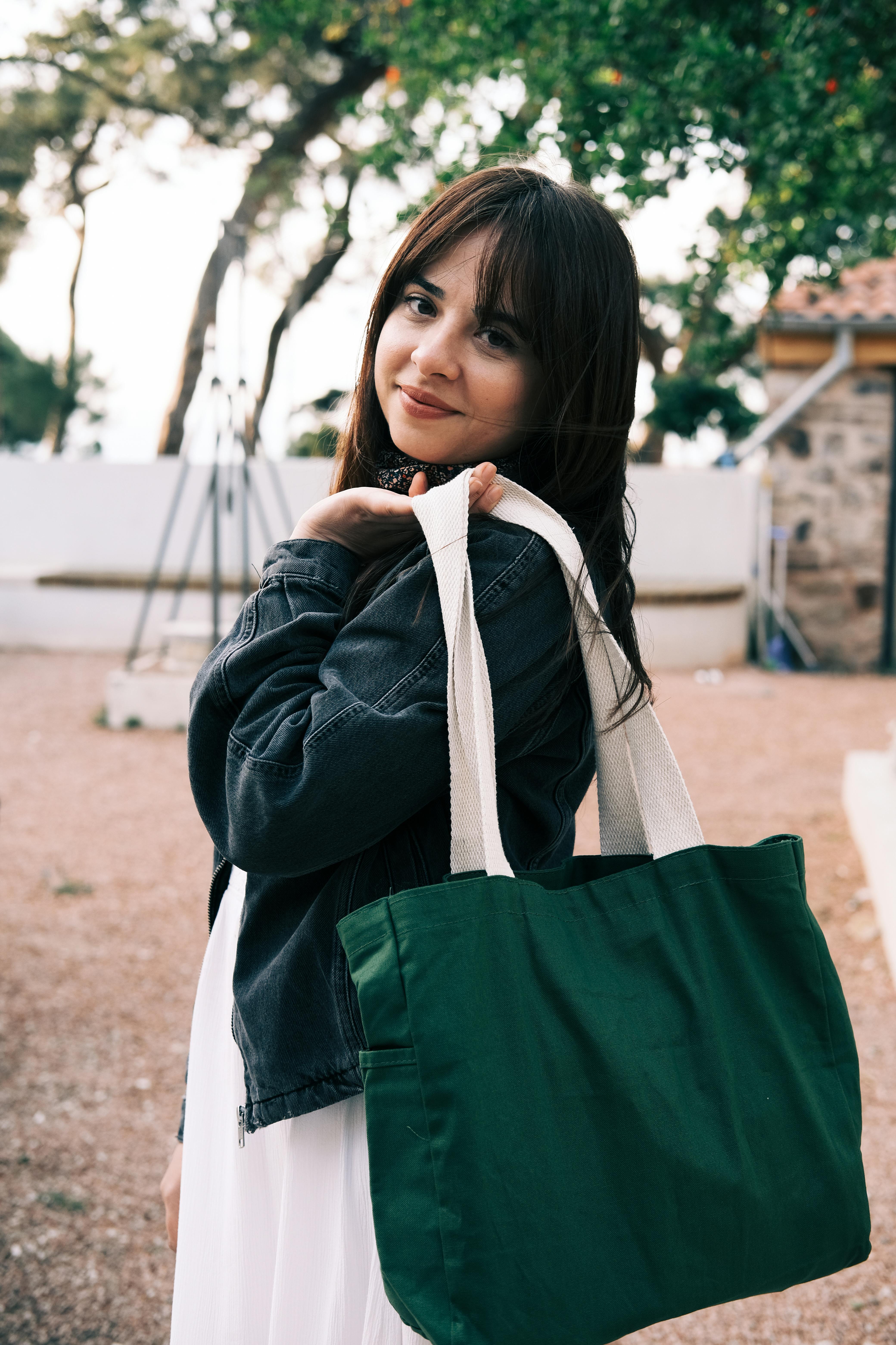 Elinde Çanta Olan Genç Kadın · Free Stock Photo