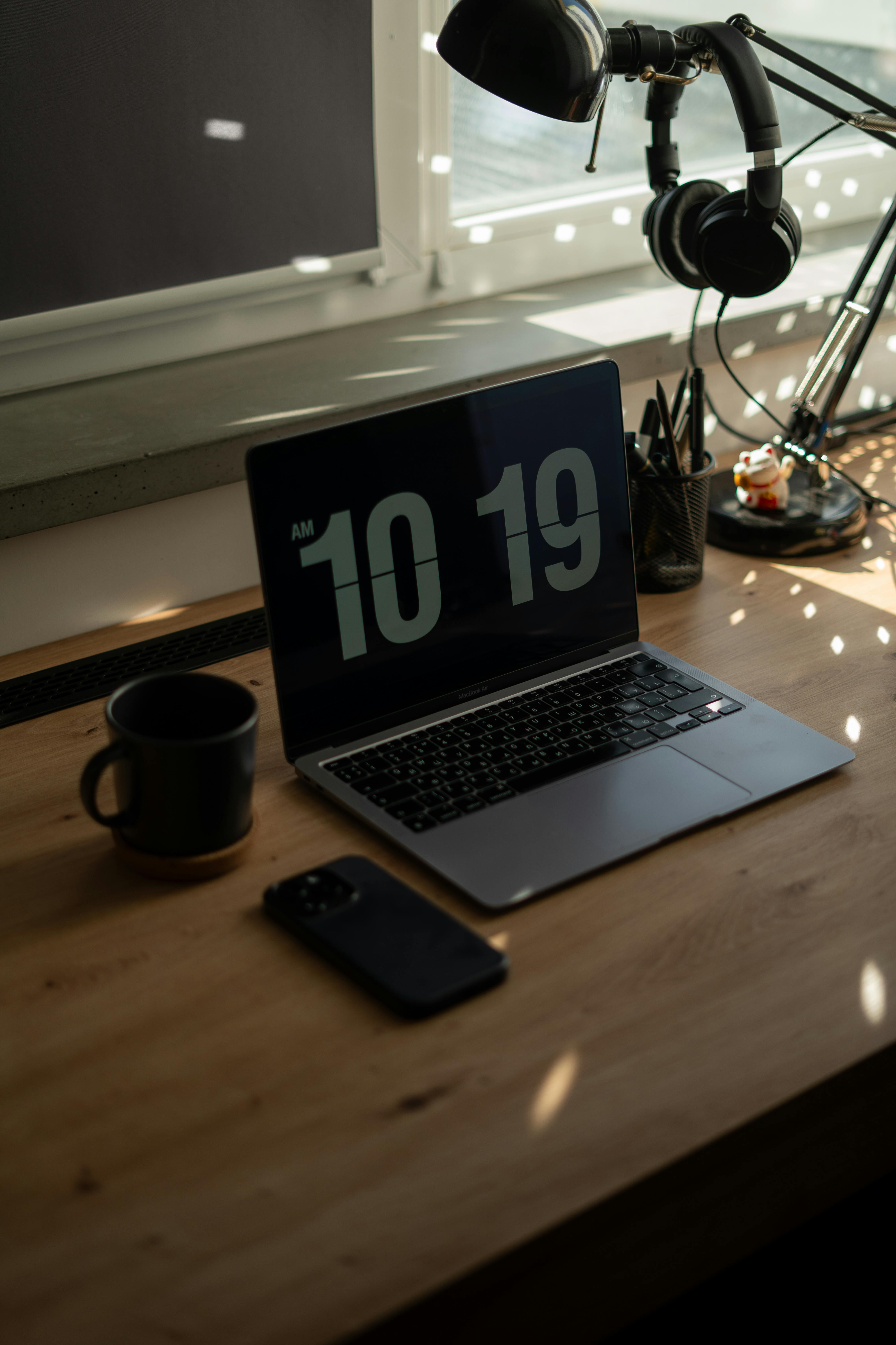 Time on Laptop Screen · Free Stock Photo