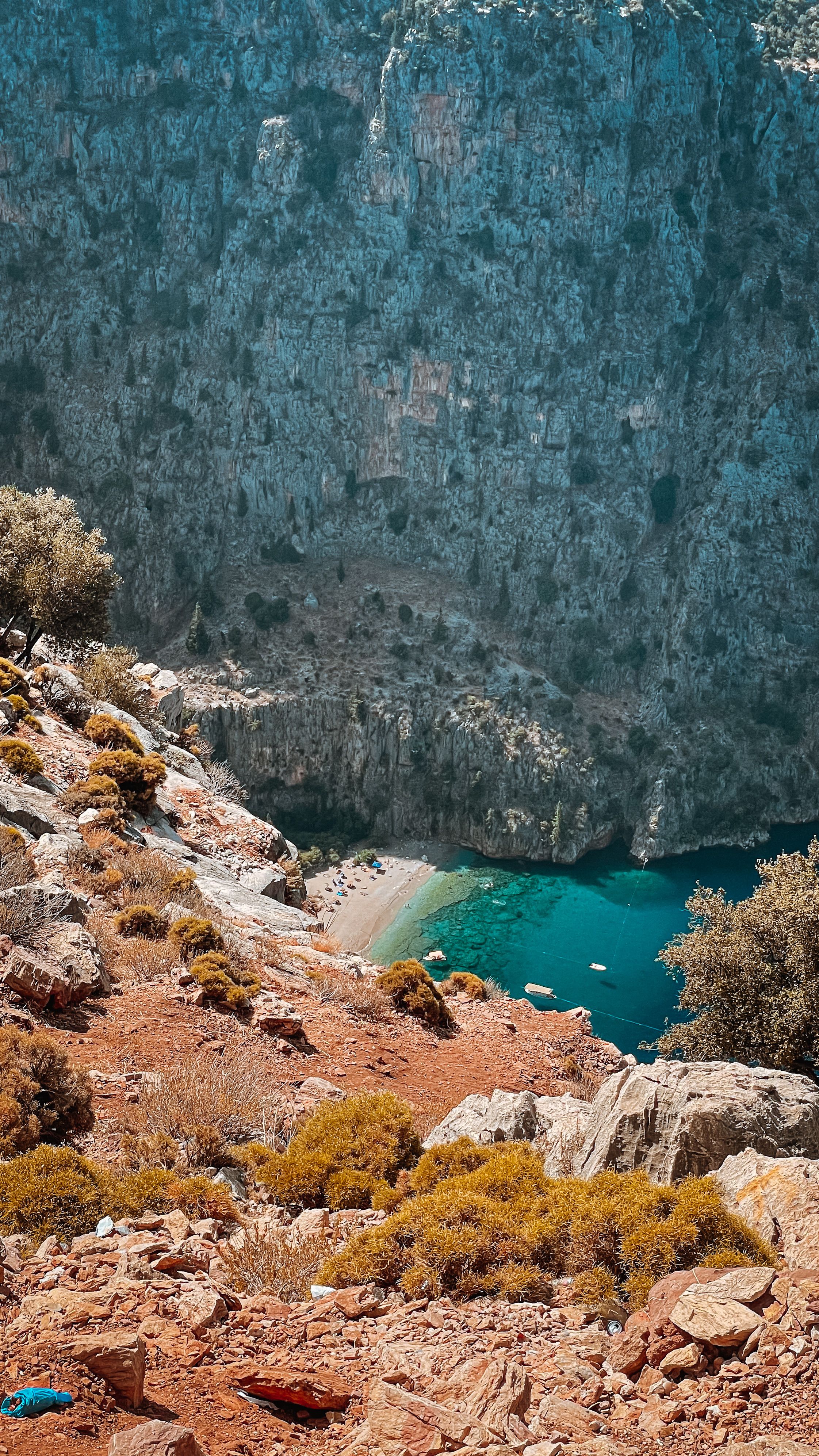 Small Beach surrounded by Tall Cliffs · Free Stock Photo