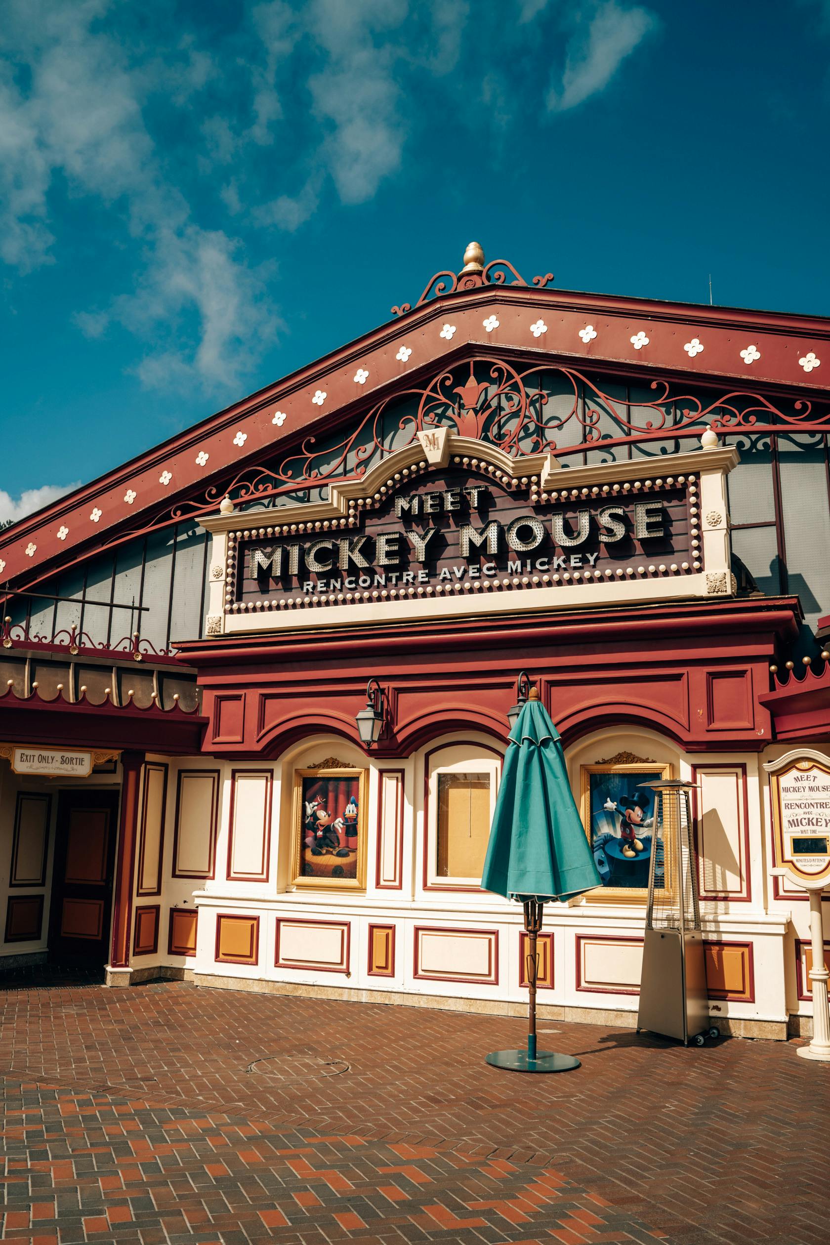 A building with a sign that says pickle house · Free Stock Photo