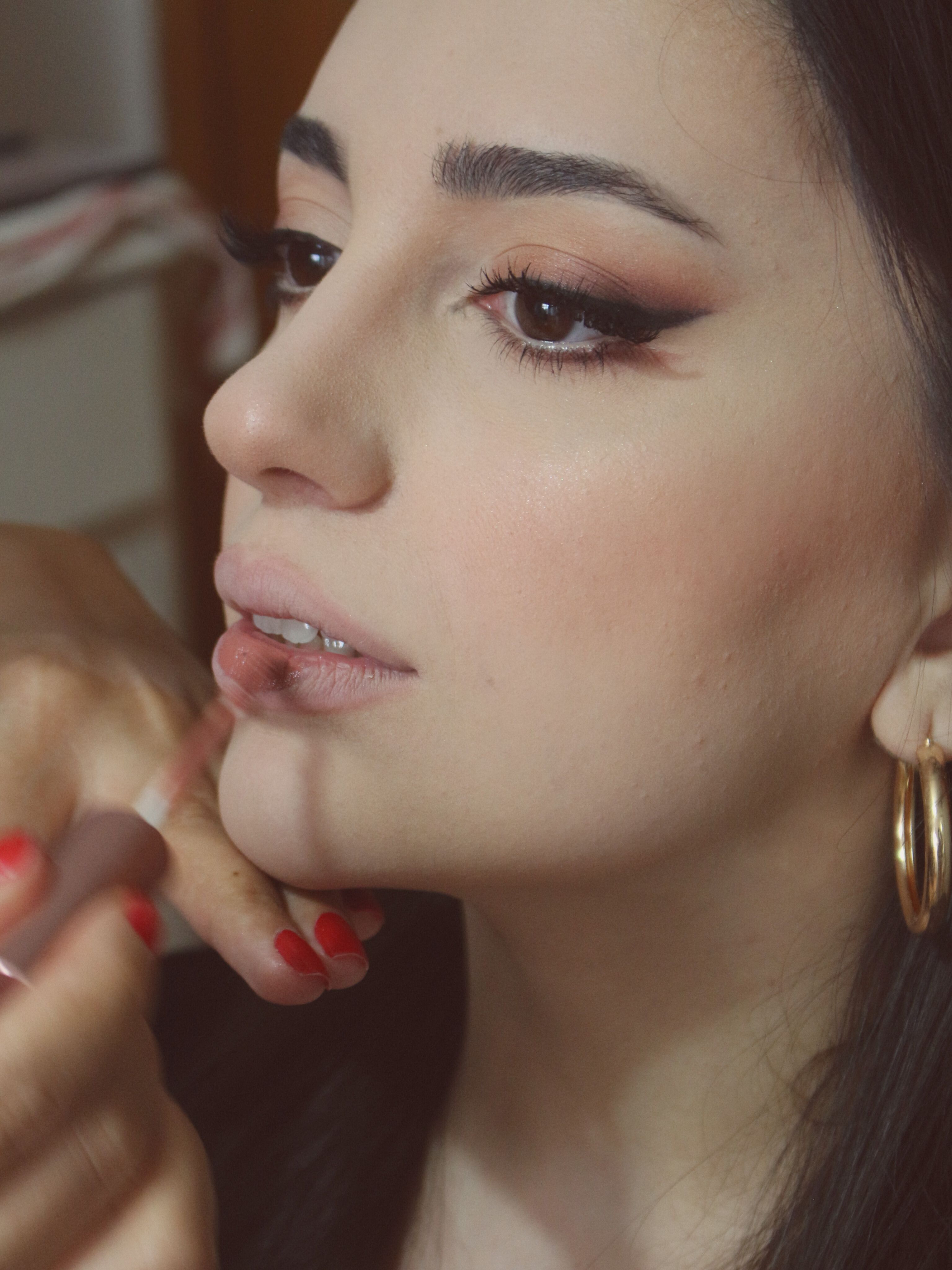 Foto de stock gratuita sobre aplicación, aretes de oro, belleza, brillo ...