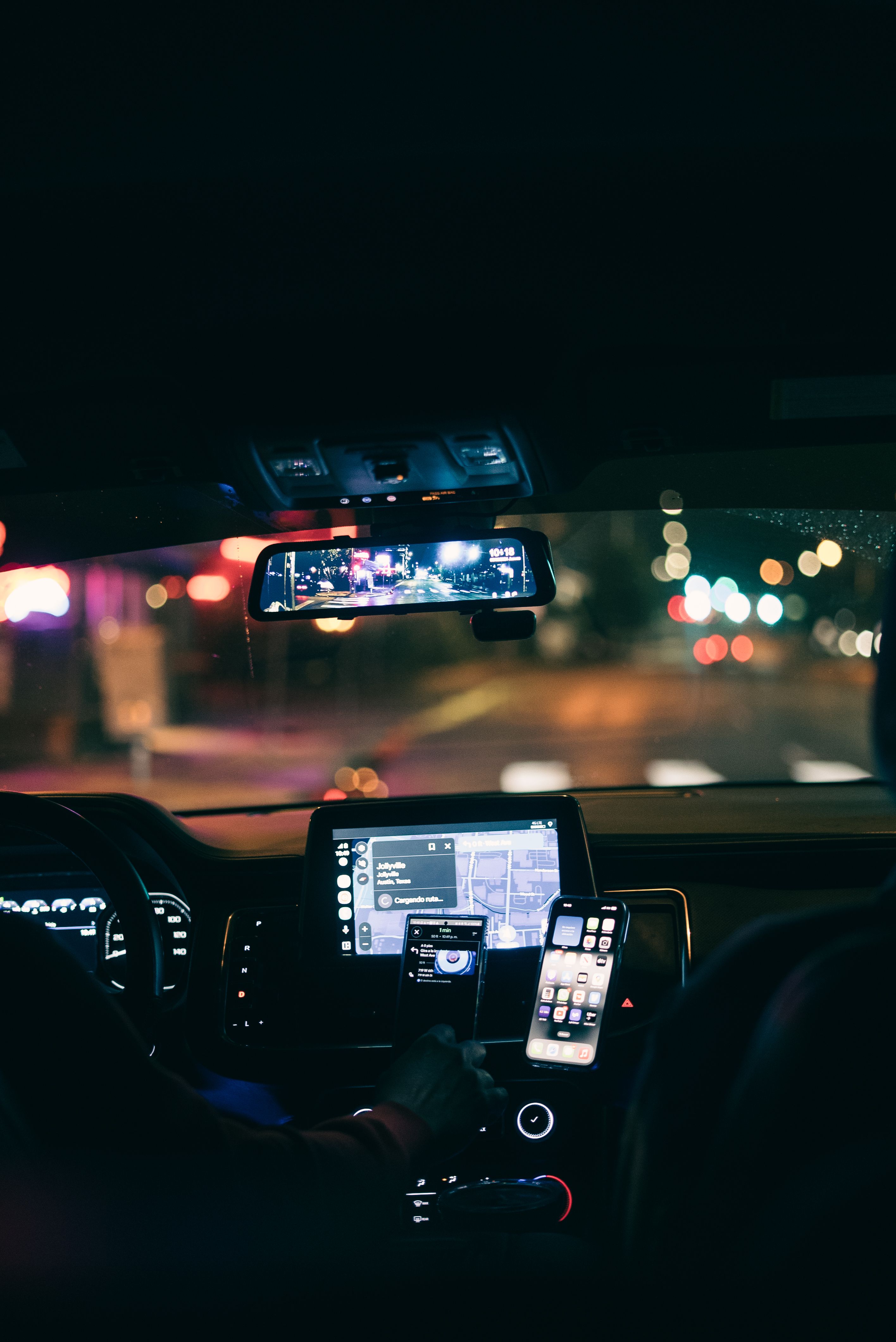 Interior De Un Automóvil Con Gps Circulando Por Una Calle De Noche ...