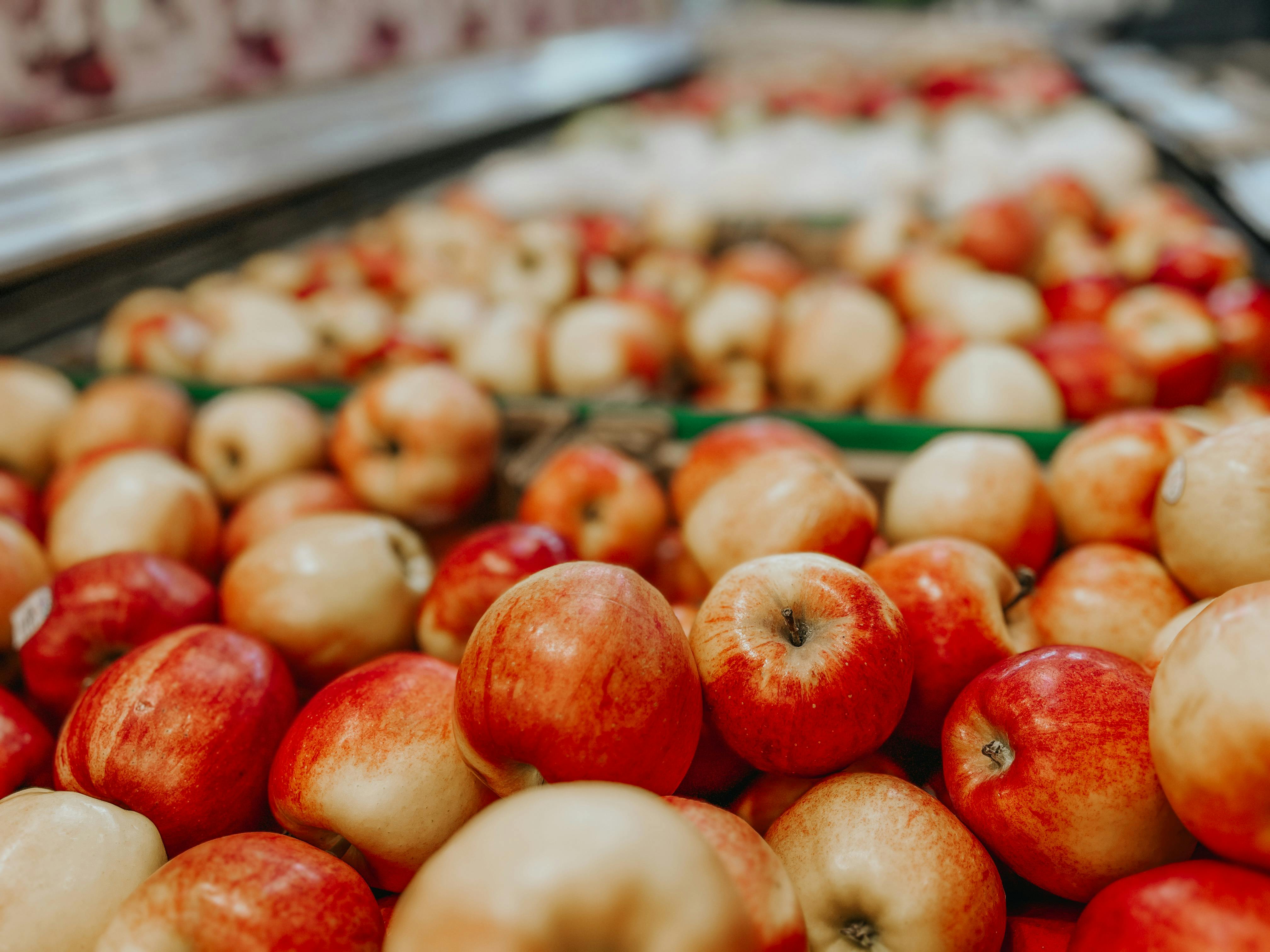 Apples in Boxes on Display in Grocery Store · Free Stock Photo