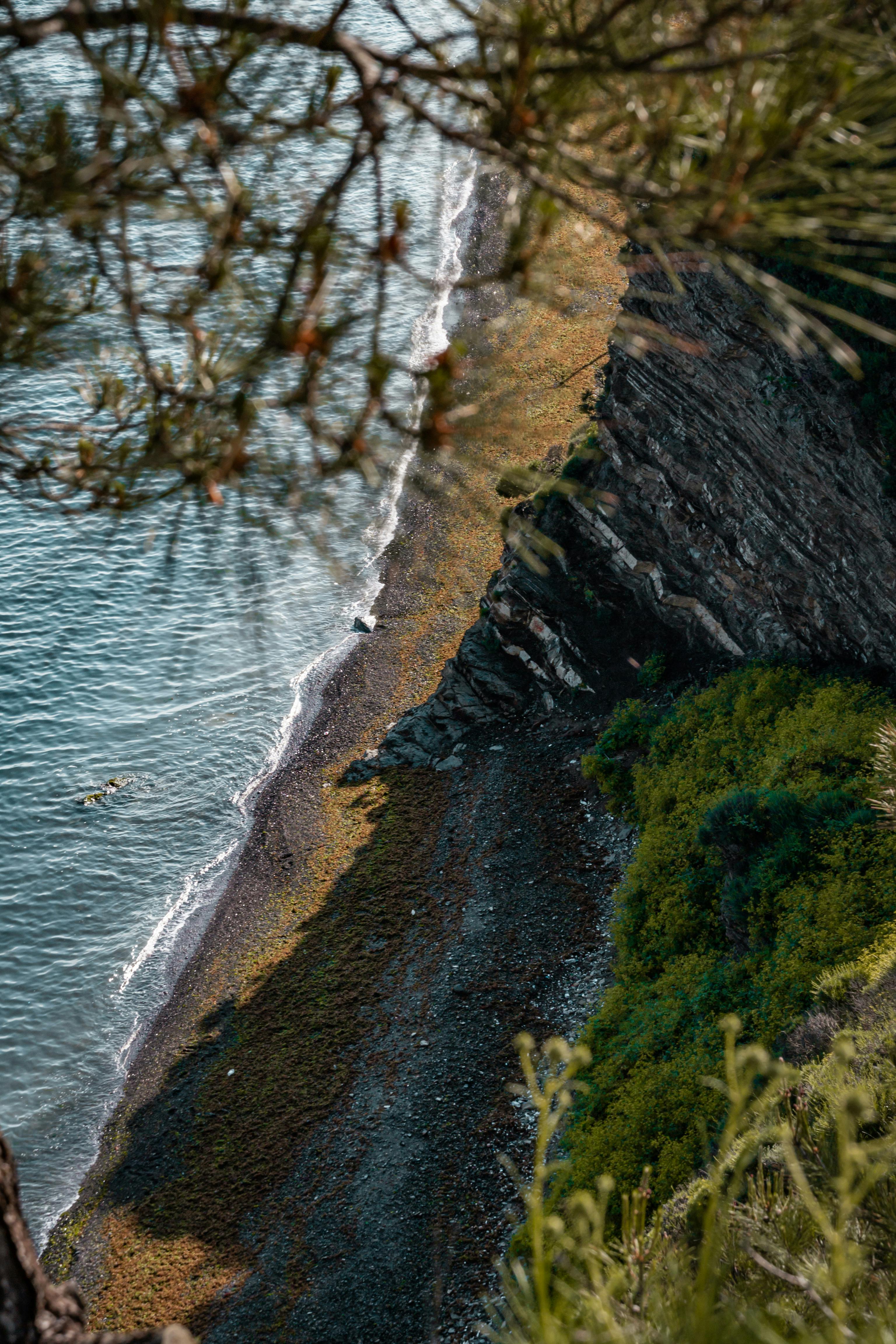 A view of the ocean from a cliff · Free Stock Photo