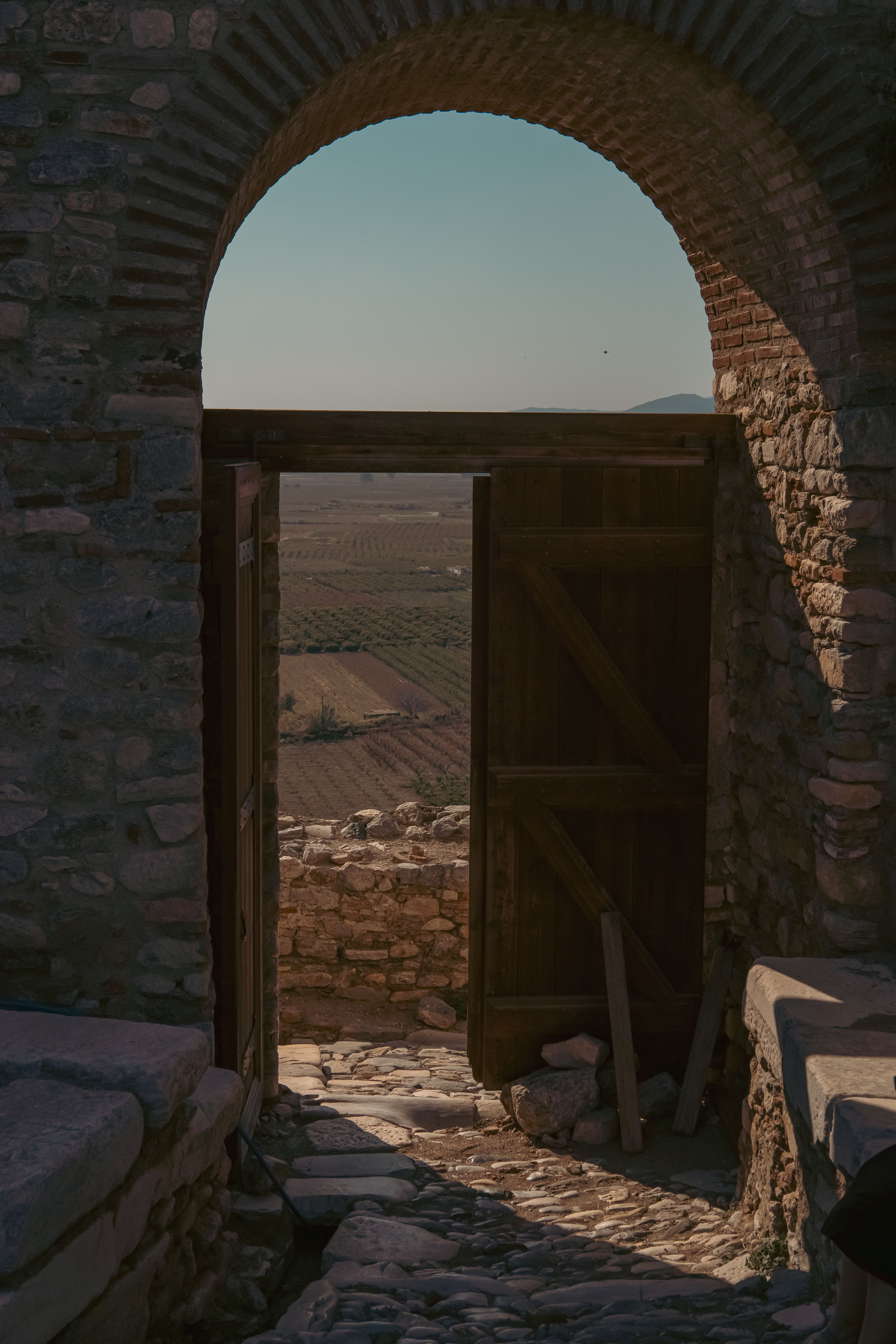 Open Door in Ruins · Free Stock Photo
